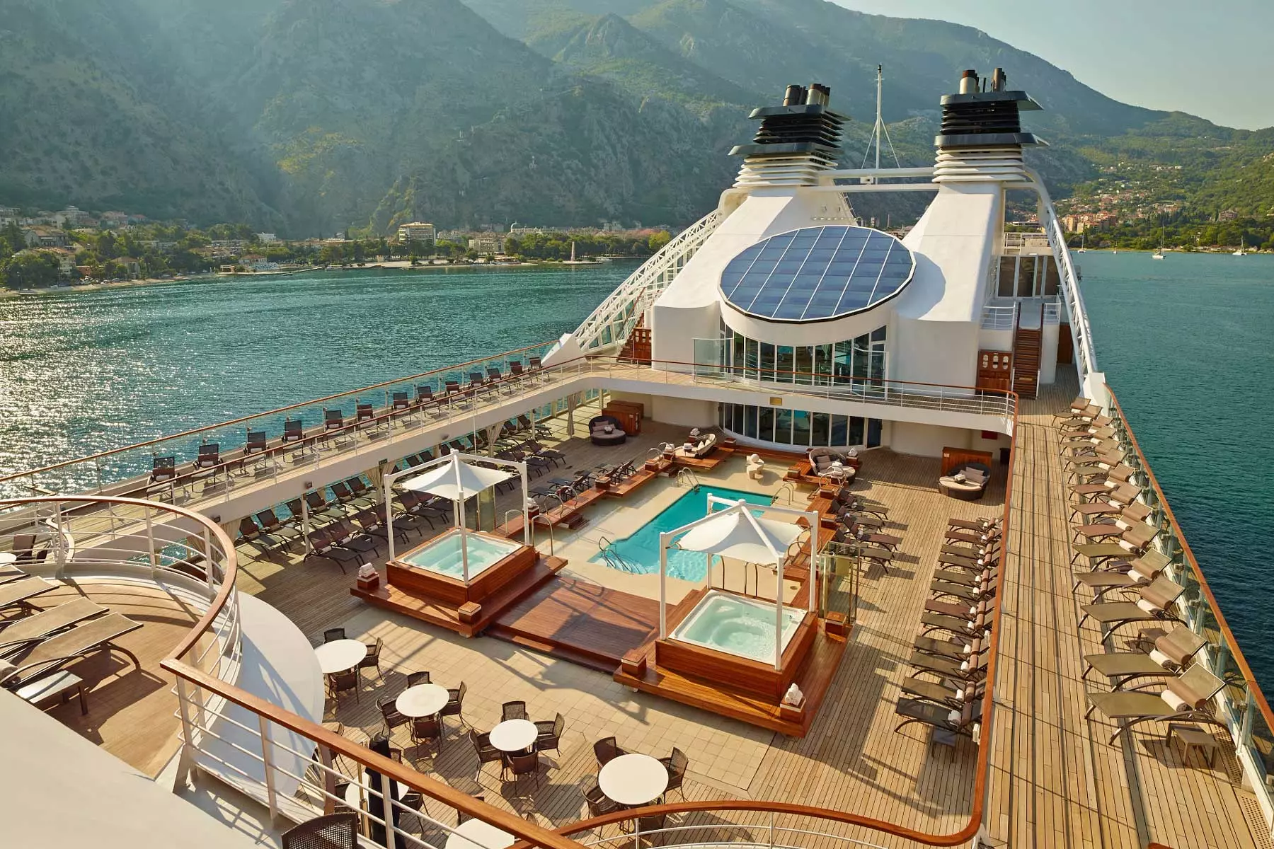 Puntea piscinei de la bordul magazinului de croazieră Seabourn Quest