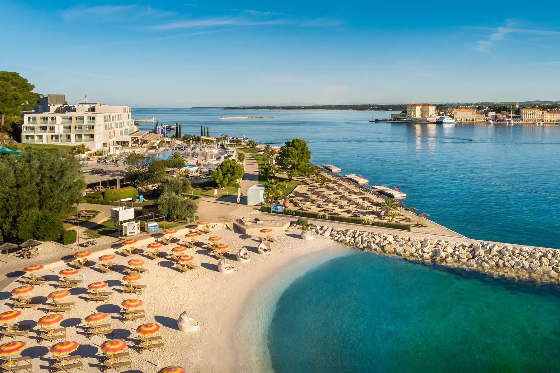 Veduta aerea della spiaggia e del resort dell'Isabella Valamar Collection Island Resort in Croazia