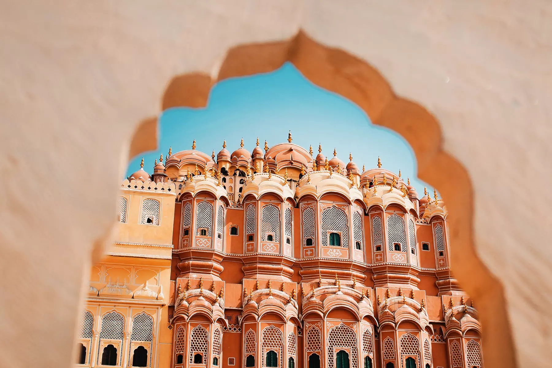 A Hawa Mahal vagy a szelek palotája Jaipurban Indiában. Vörös és rózsaszín homokkőből épült.