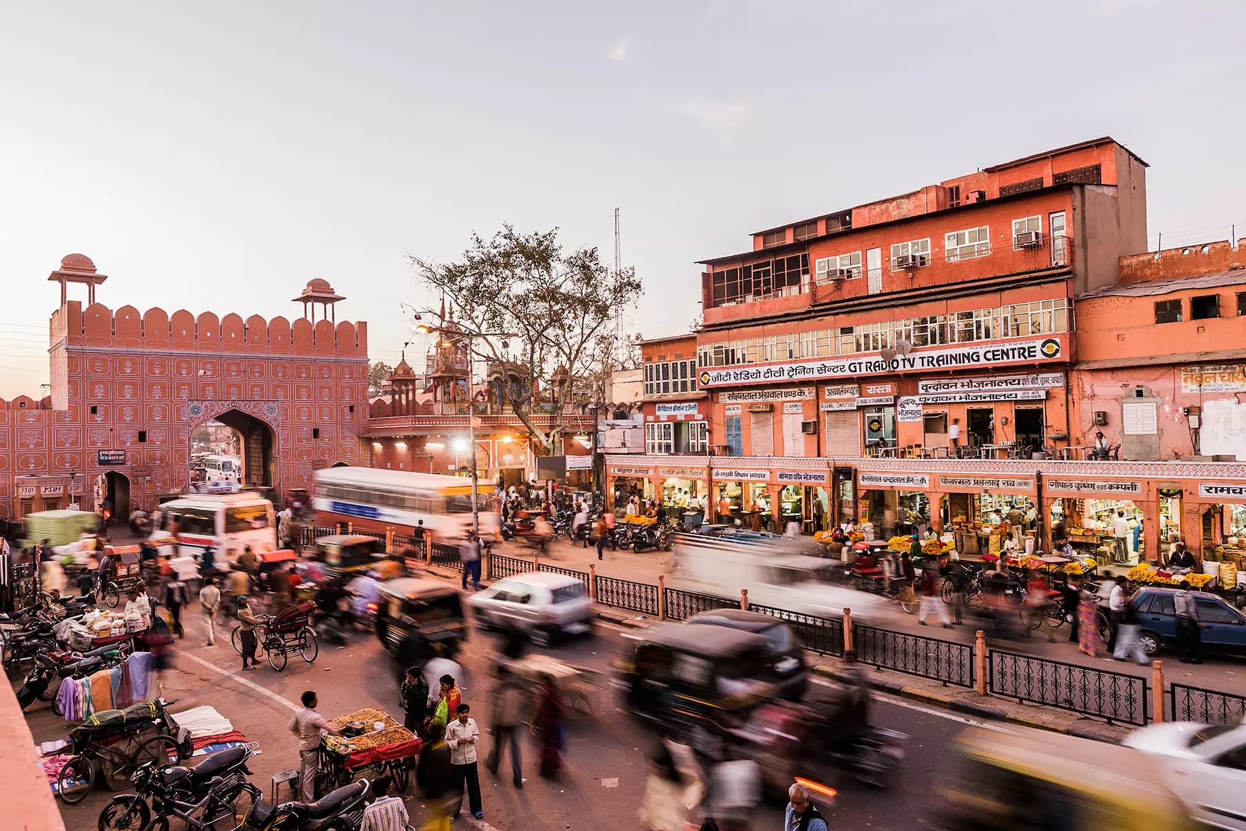 Chandpol Bazaar dekat Gerbang Chandpol di Jaipur