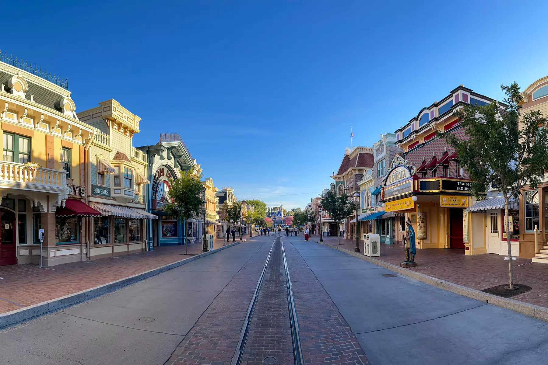 Main Street UDA yn Disneyland yn Anaheim, CA