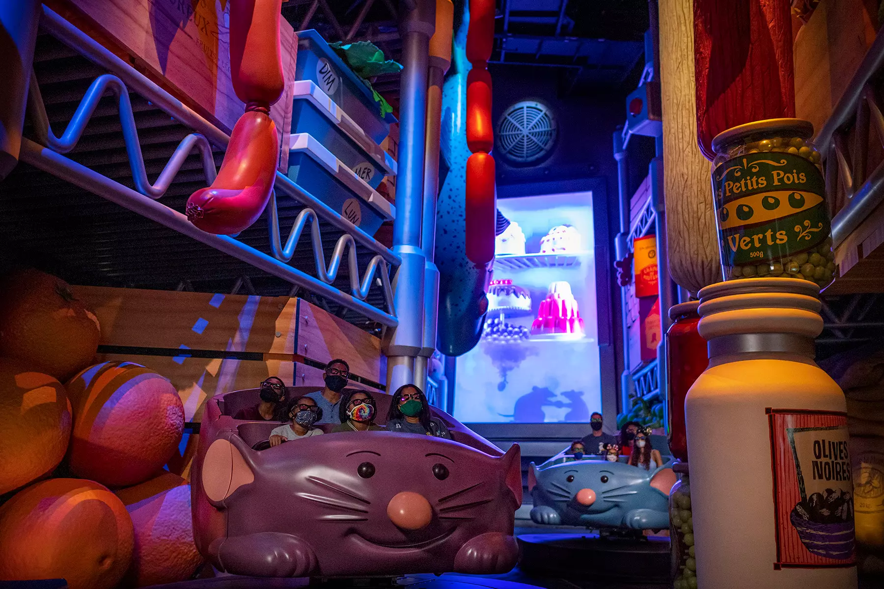 Remy’s Ratatouille Adventure ist eine familienfreundliche Attraktion, bei der sich die Gäste fühlen, als würden sie auf die Größe einer Ratte schrumpfen und durch Gusteaus Restaurant im neu erweiterten französischen Pavillon im EPCOT im Walt Disney World Resort in Lake Buena Vista, Florida, rasen.