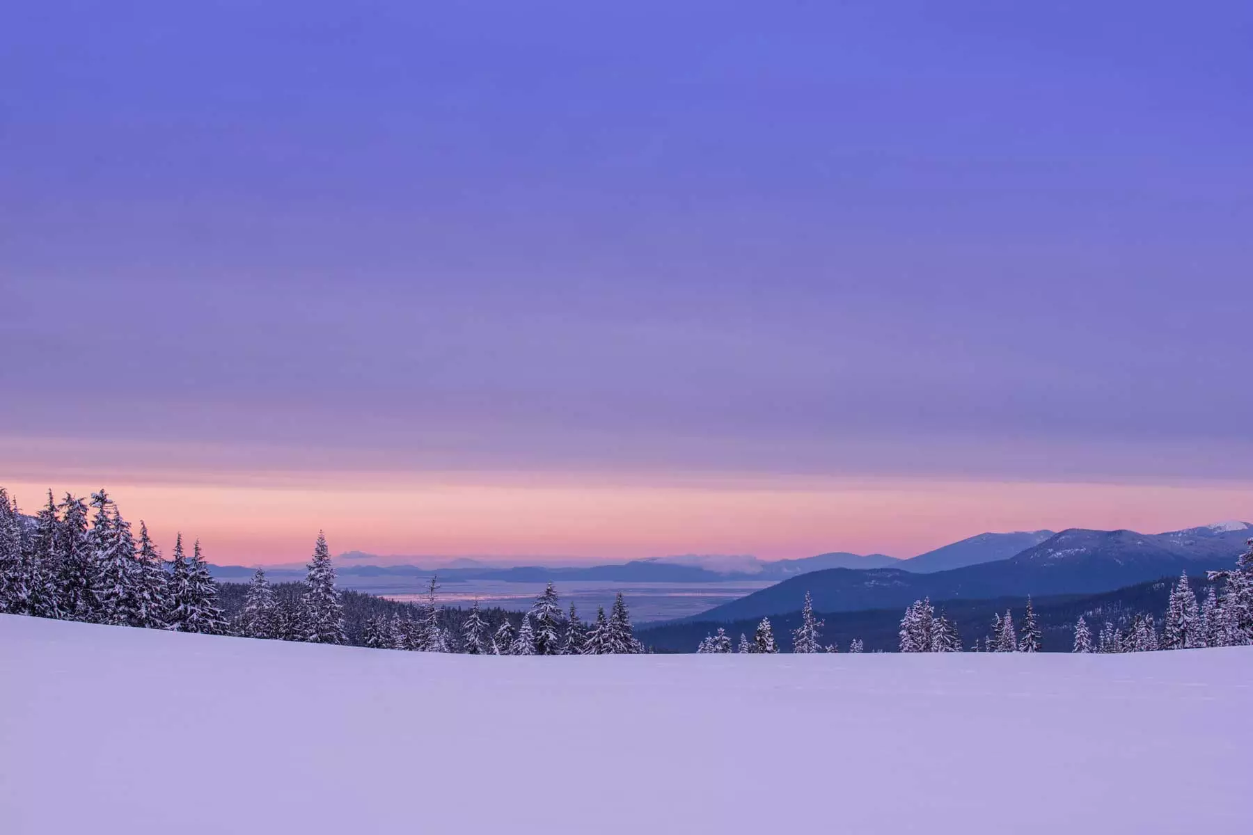 Atardecer de inverno de roxos e rosas no Parque Nacional Crater Lake