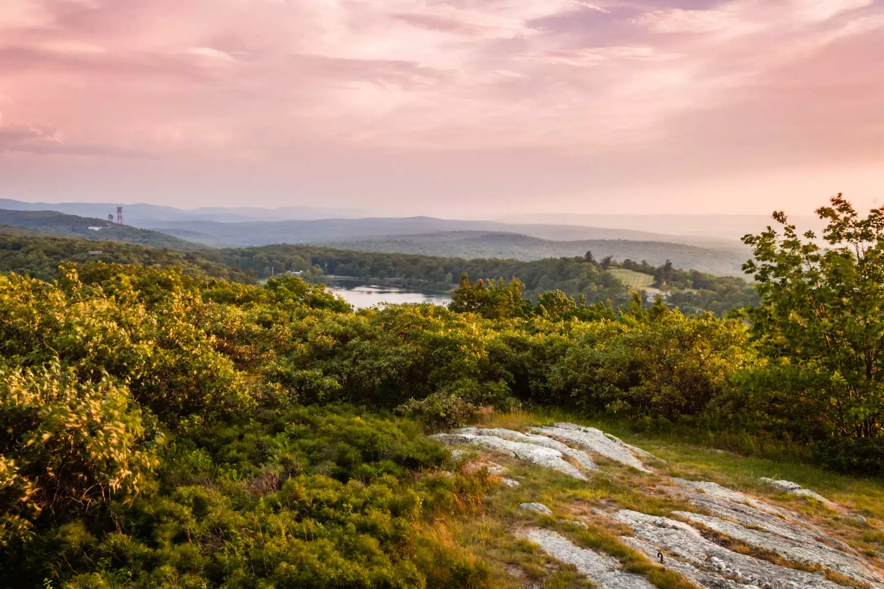 နွေဦးနှောင်းပိုင်းတွင် NJ ၏ထိပ်ရှိ High Point State Park ရှိ ရှုမျှော်ခင်းတွင် မုန်တိုင်းထန်သော နေဝင်ချိန်