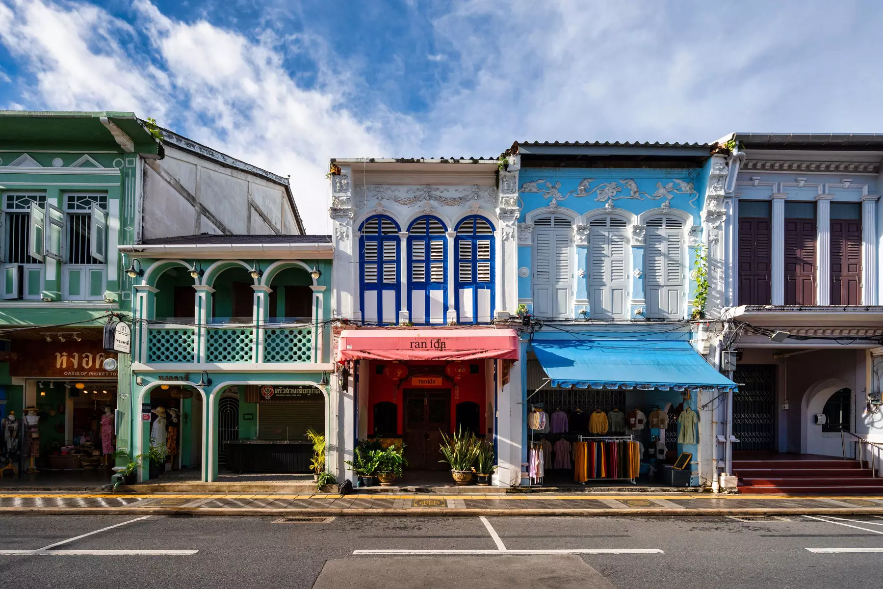 Hen adeiladau yn arddull Cino Portiwgaleg yn Old Town, Phuket, Gwlad Thai.