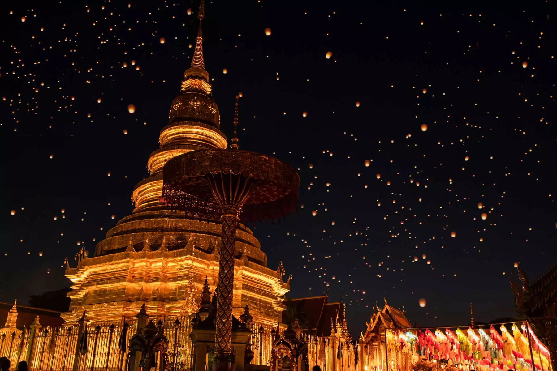 An ócáid álainn i dtuaisceart na Téalainne Lot krathong féile, An fhéile lantern sa Téalainn