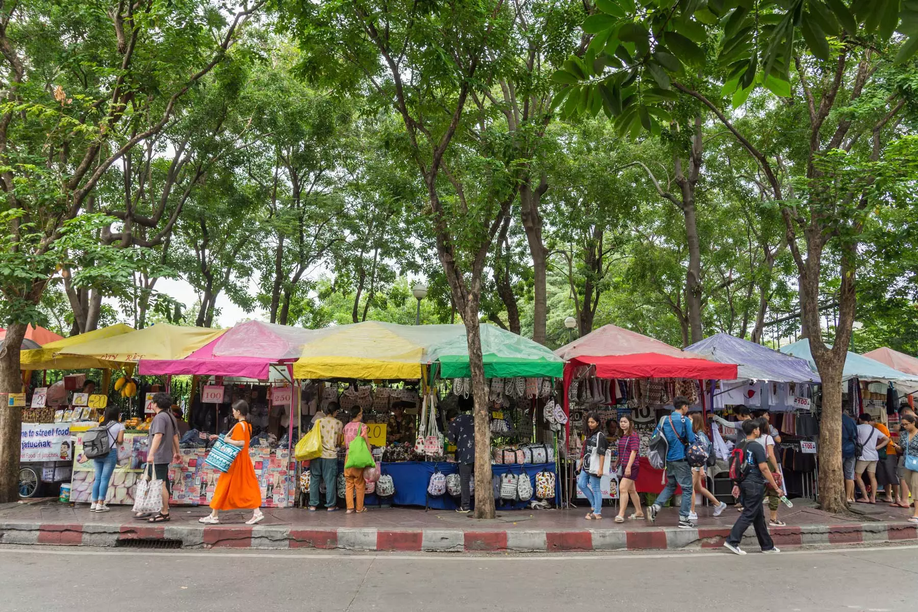 Soko la wikendi la Chatuchak ni mojawapo ya soko kubwa zaidi za wikendi duniani, Bangkok Thailand.