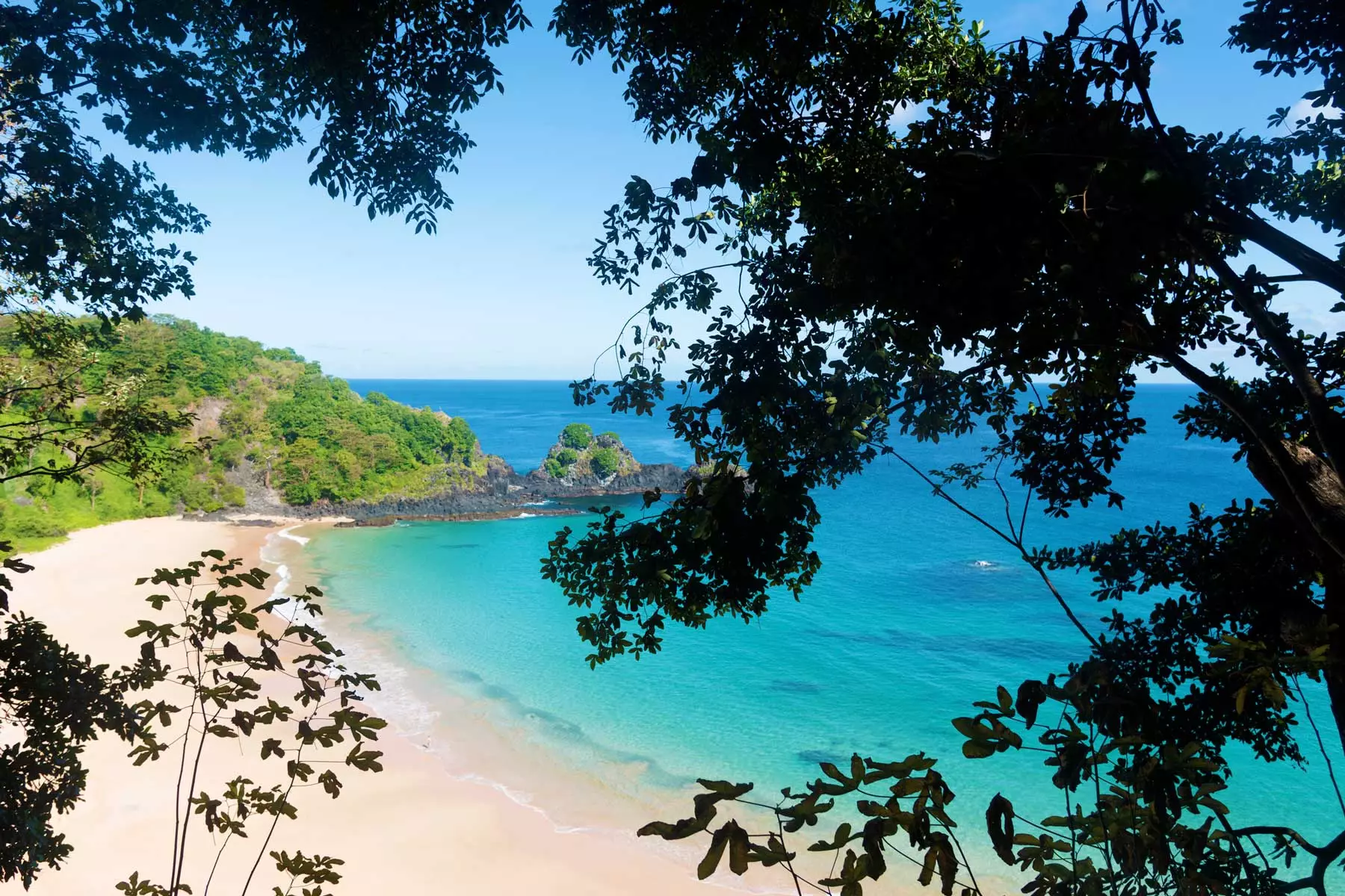 Baia do Sancho, egy strand Fernando de Noronha kis szigetén, Brazília mellett