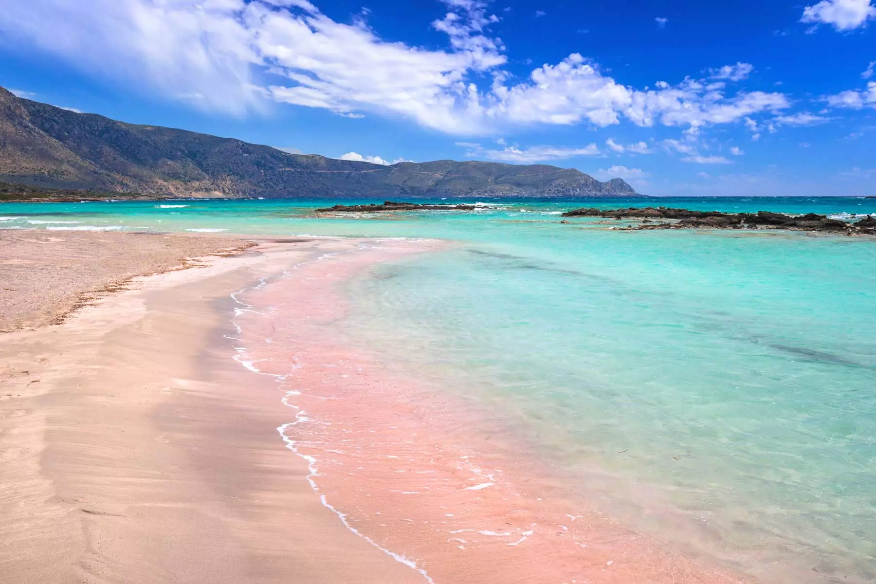 ชายหาด Elafonissi ที่มีทรายสีชมพูบนเกาะ Crete