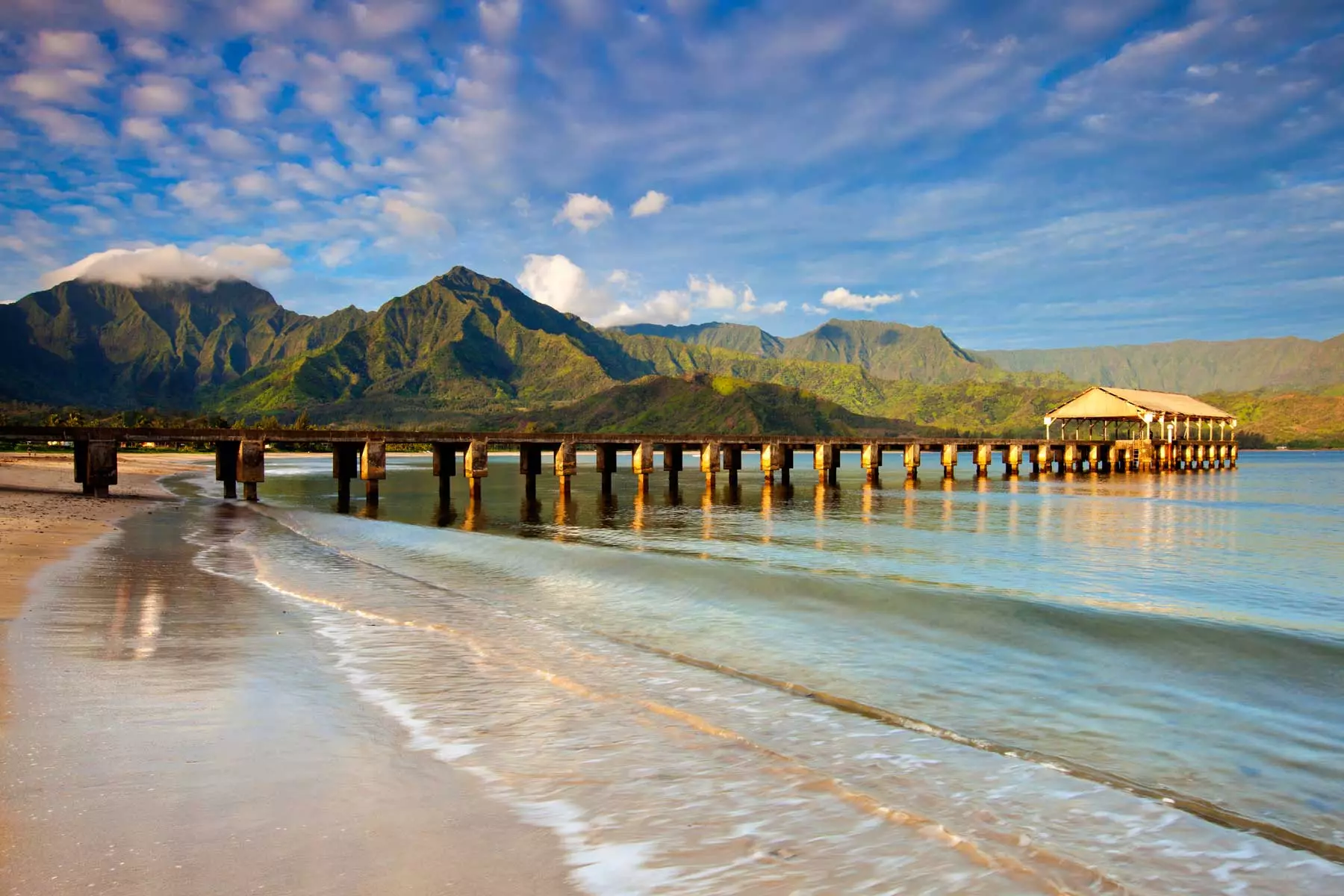 Morska pokrajina plaže pomola v zalivu Hanalei na severni obali Kauaija na Havajih