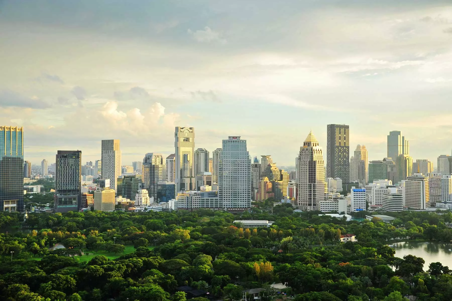 Kilátás a modern épületekre Bangkokban, Thaiföldön, amelyet a világ egyik legjobb városának választottak