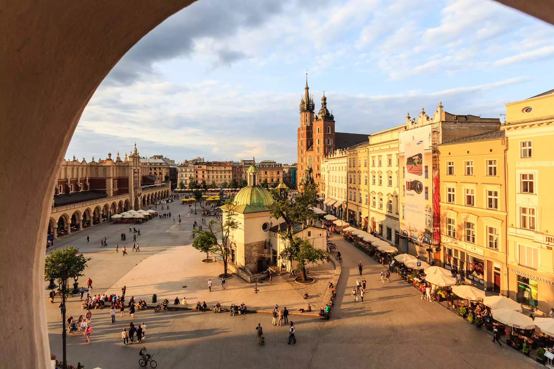 Изглед през арка към обществен площад в Краков, Полша, избран за един от най-добрите градове в света