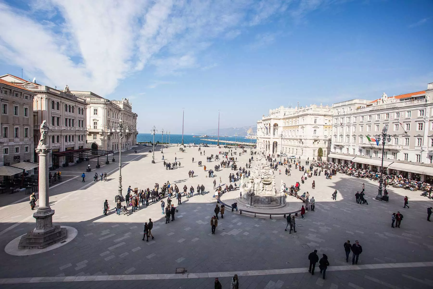 Изглед от въздуха към площад Unita d'Italia в Триест, Италия, избран за един от най-добрите градове в света