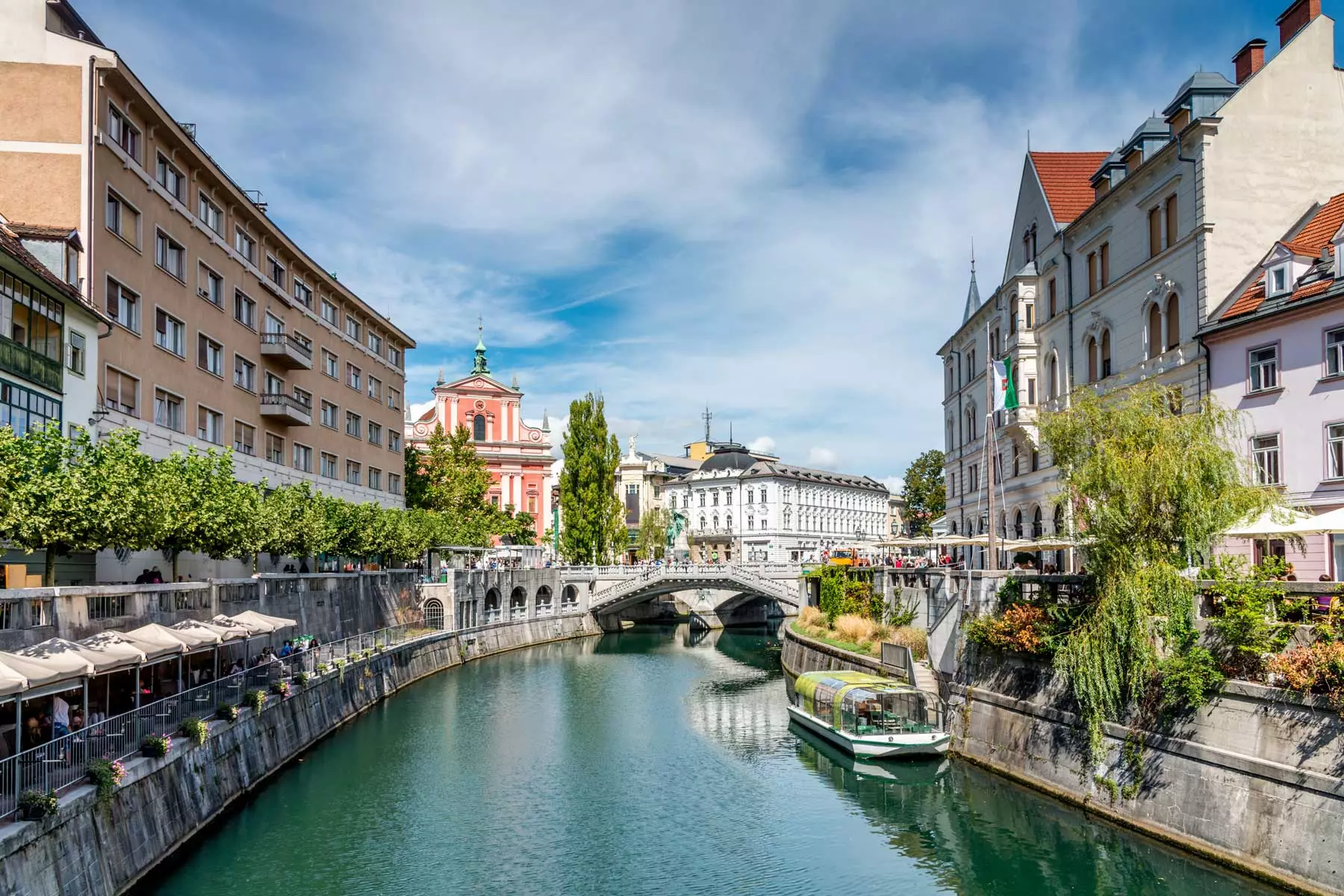 Изглед към реката и моста в Любляна, Словения, е избран за един от най-добрите градове в света