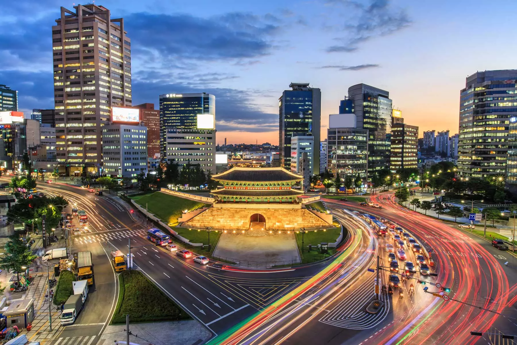 Старата крепостна порта и модерен град Сеул, Корея, са избрани за един от най-добрите градове в света