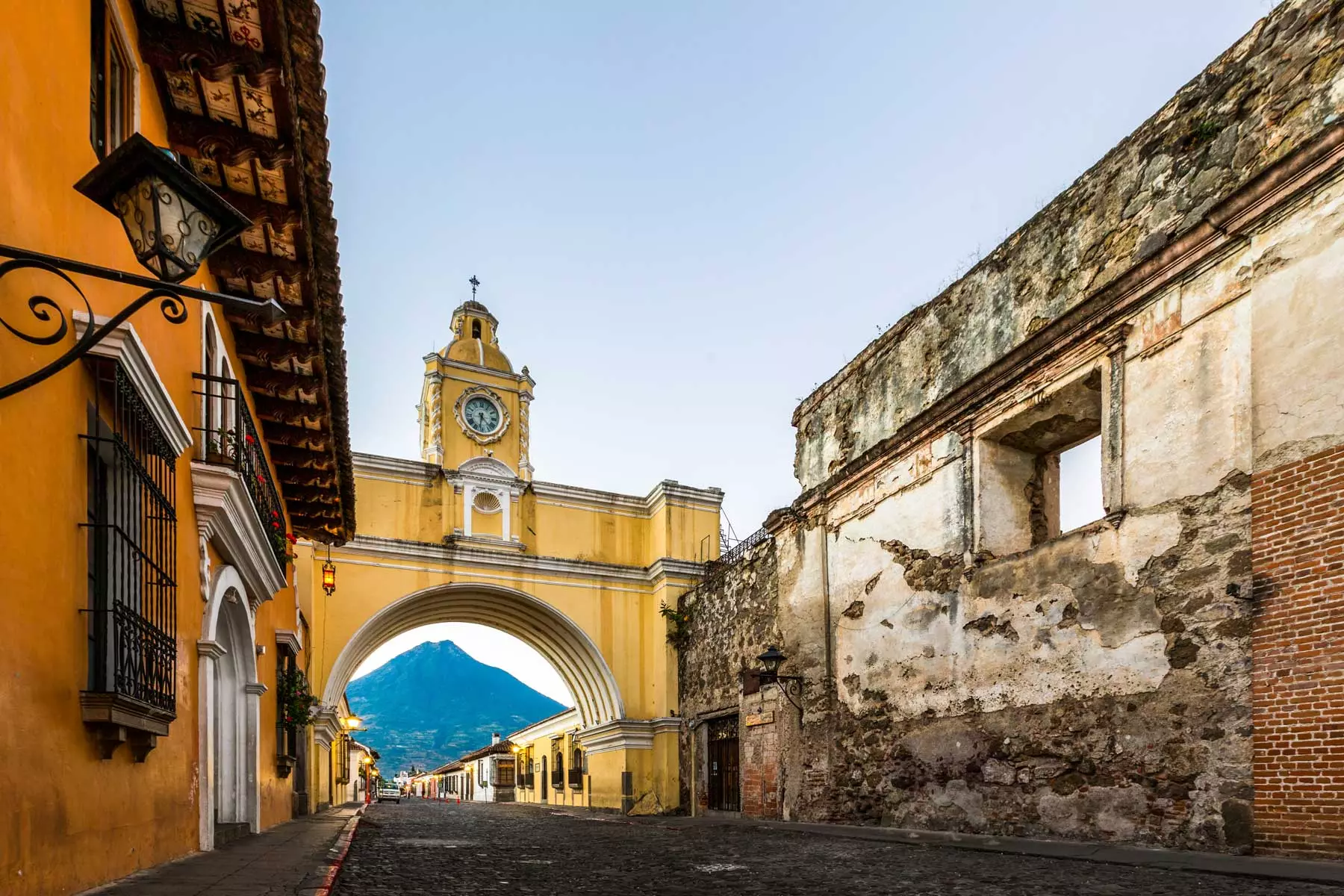 Жълтата арка на Антигуа в Антигуа Гватемала е избрана за един от най-добрите градове в света