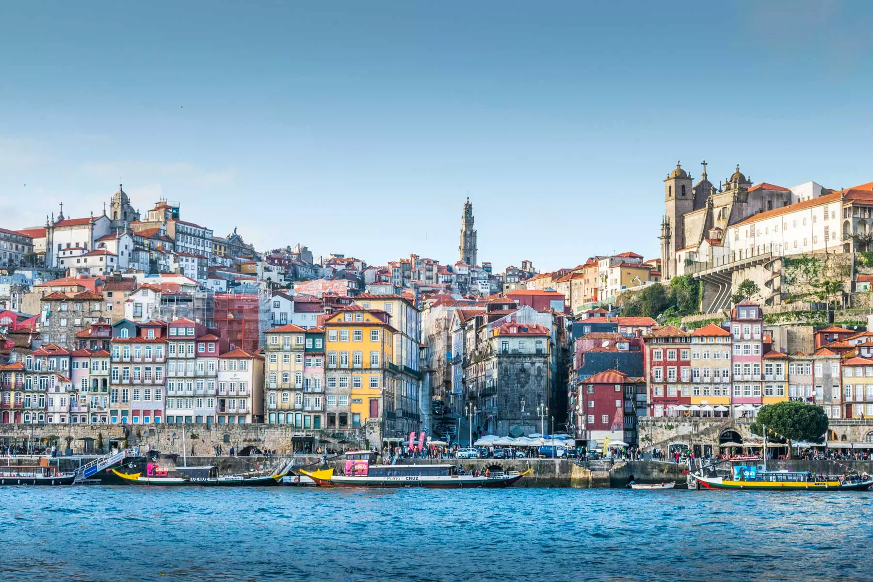 Изглед през река Дору към цветните сгради на Порто, Португалия, избран за един от най-добрите градове в света