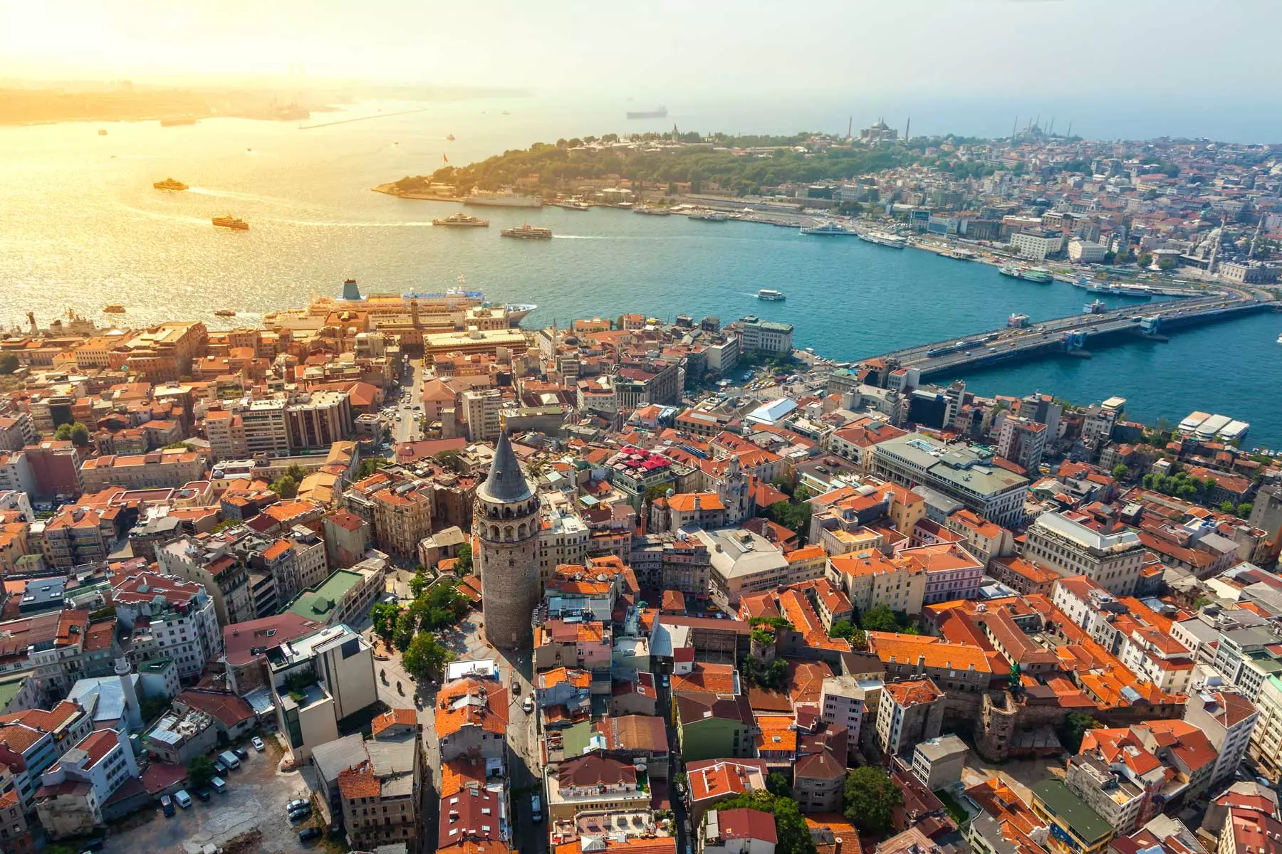 Въздушен изглед на града и реката в Истанбул, Турция, е избран за един от най-добрите градове в света