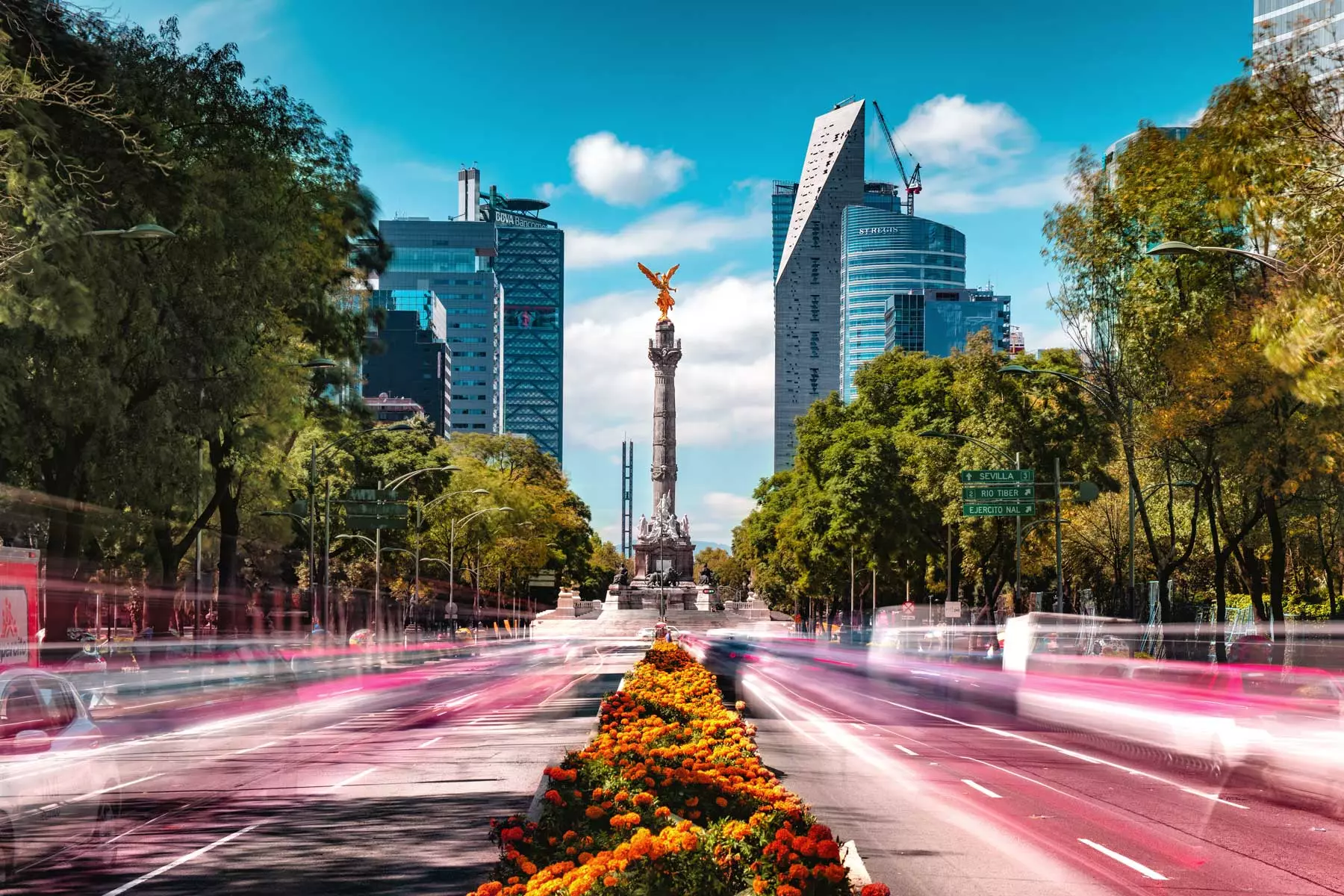 Автомобили в движение по Paseo de la Reforma в Мексико Сити, Мексико, избрани за един от най-добрите градове в света