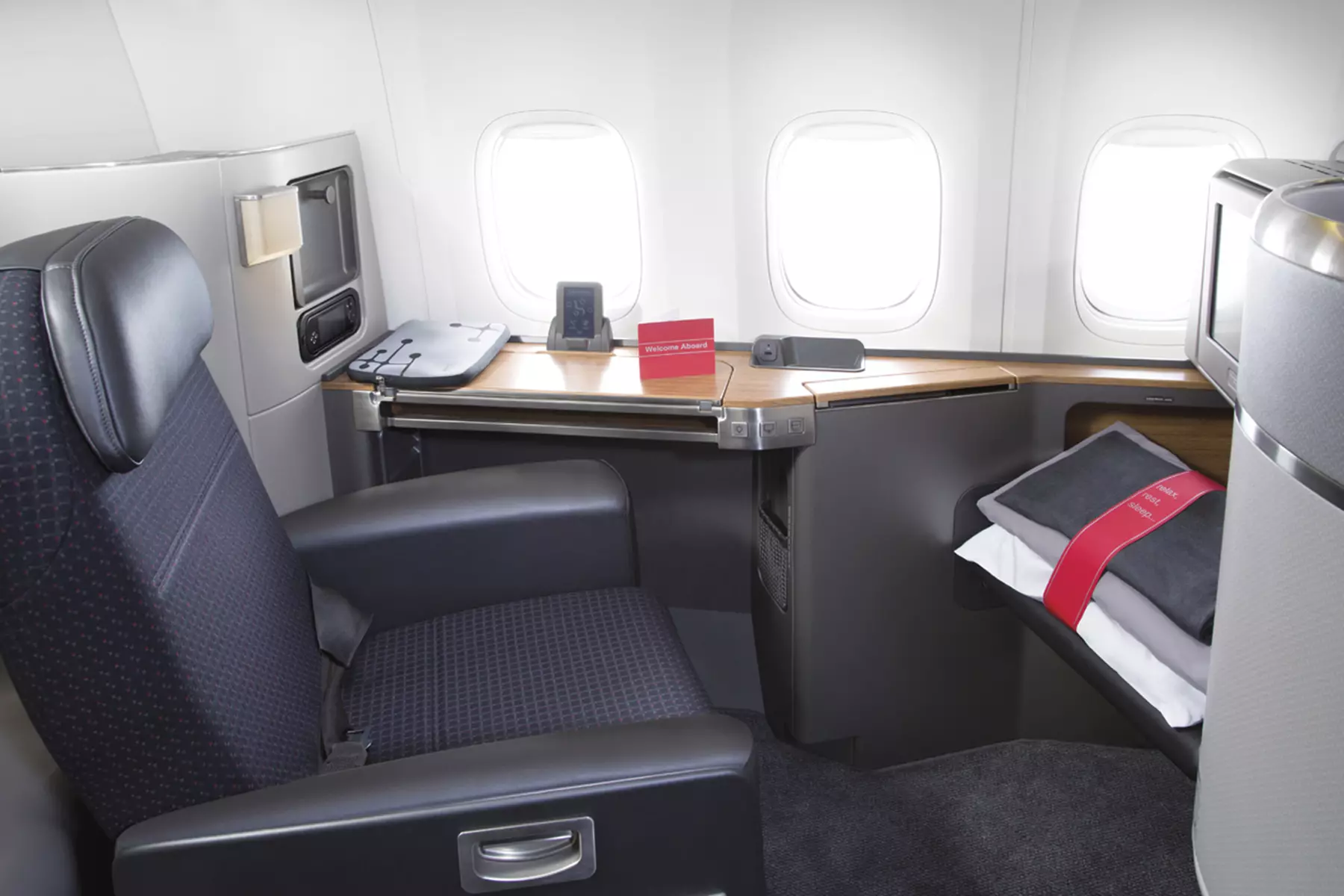 Uçak-İç Mekan-AA777-First-Class-SeatUp-Desk