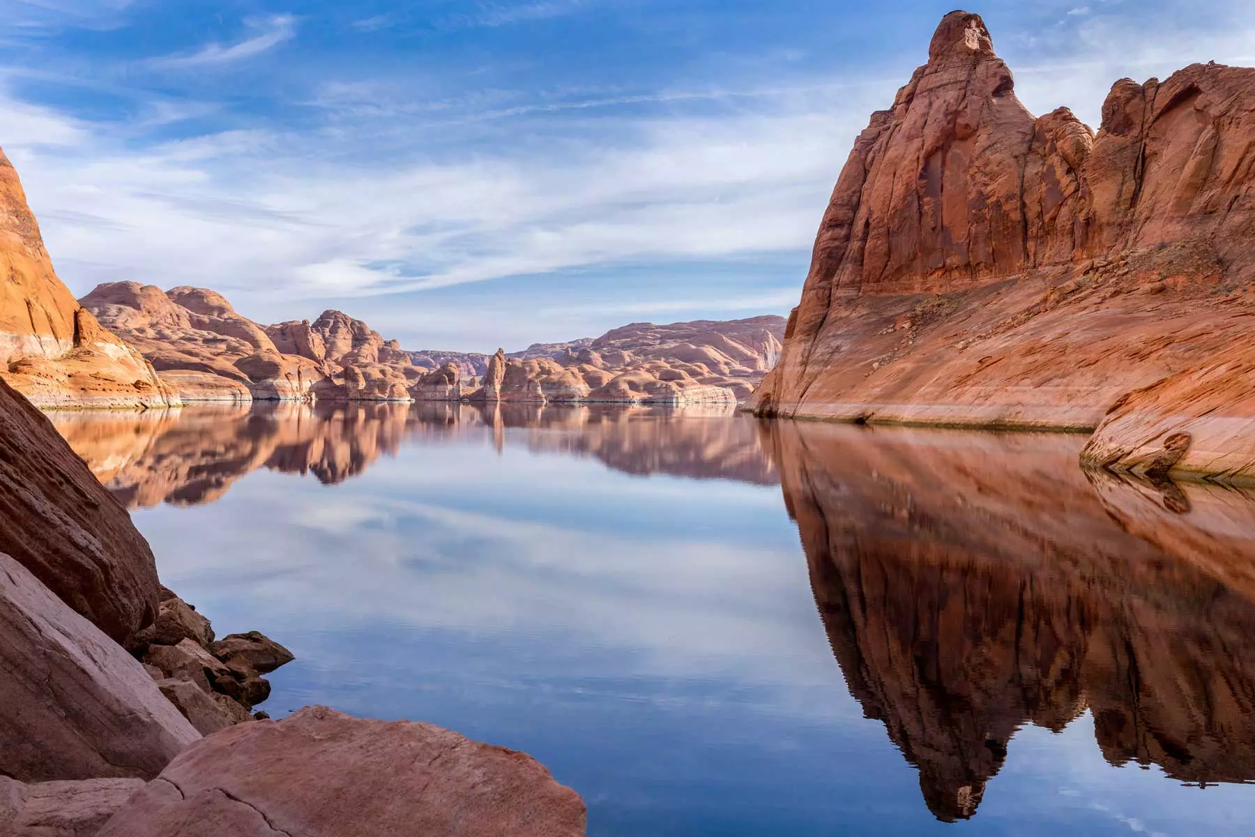 Reflektim i shkëmbit të kuq të shkëmbit në ujin e liqenit Powell