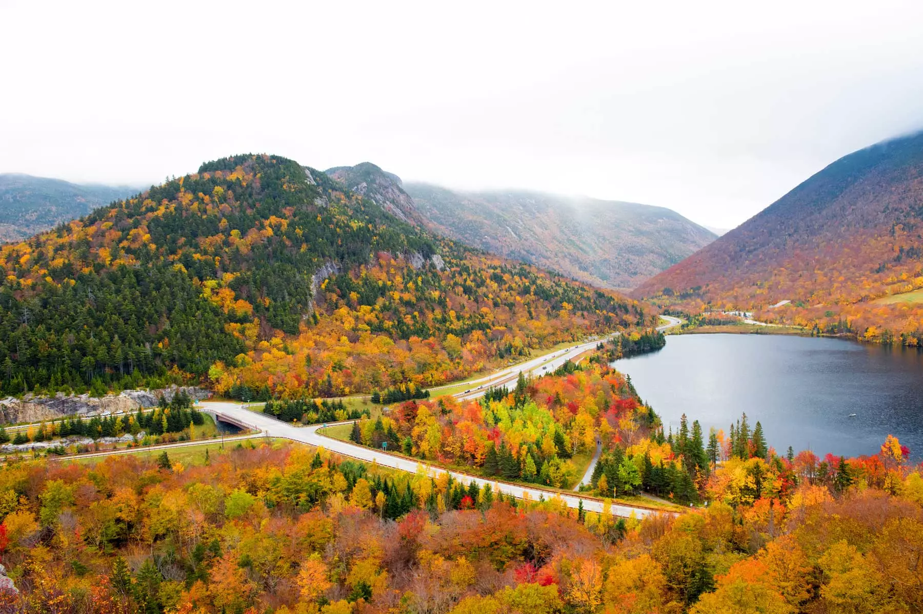 ဆောင်းဦးရာသီတွင် New Hampshire၊ Franconia Notch နှင့် Echo Lake။ သစ်ရွက်များတွင် လှပသော ကြွေကျသော အရောင်များ။