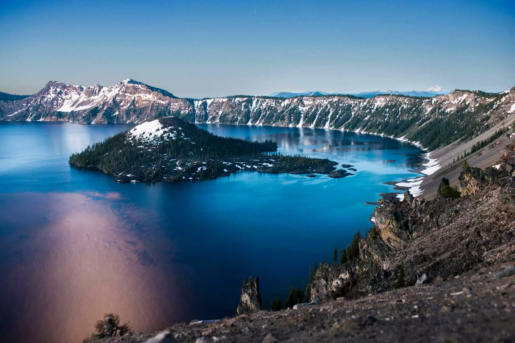 ကောင်းကင်ယံမှ Crater Lake ကြားရှိ Wizard ကျွန်း၏ ရှုခင်းများ