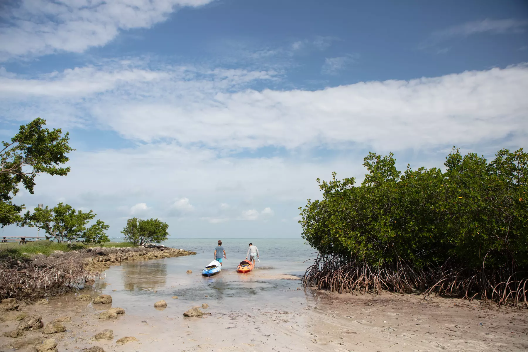 Két ember kajakozik a Biscayne Nemzeti Parkban