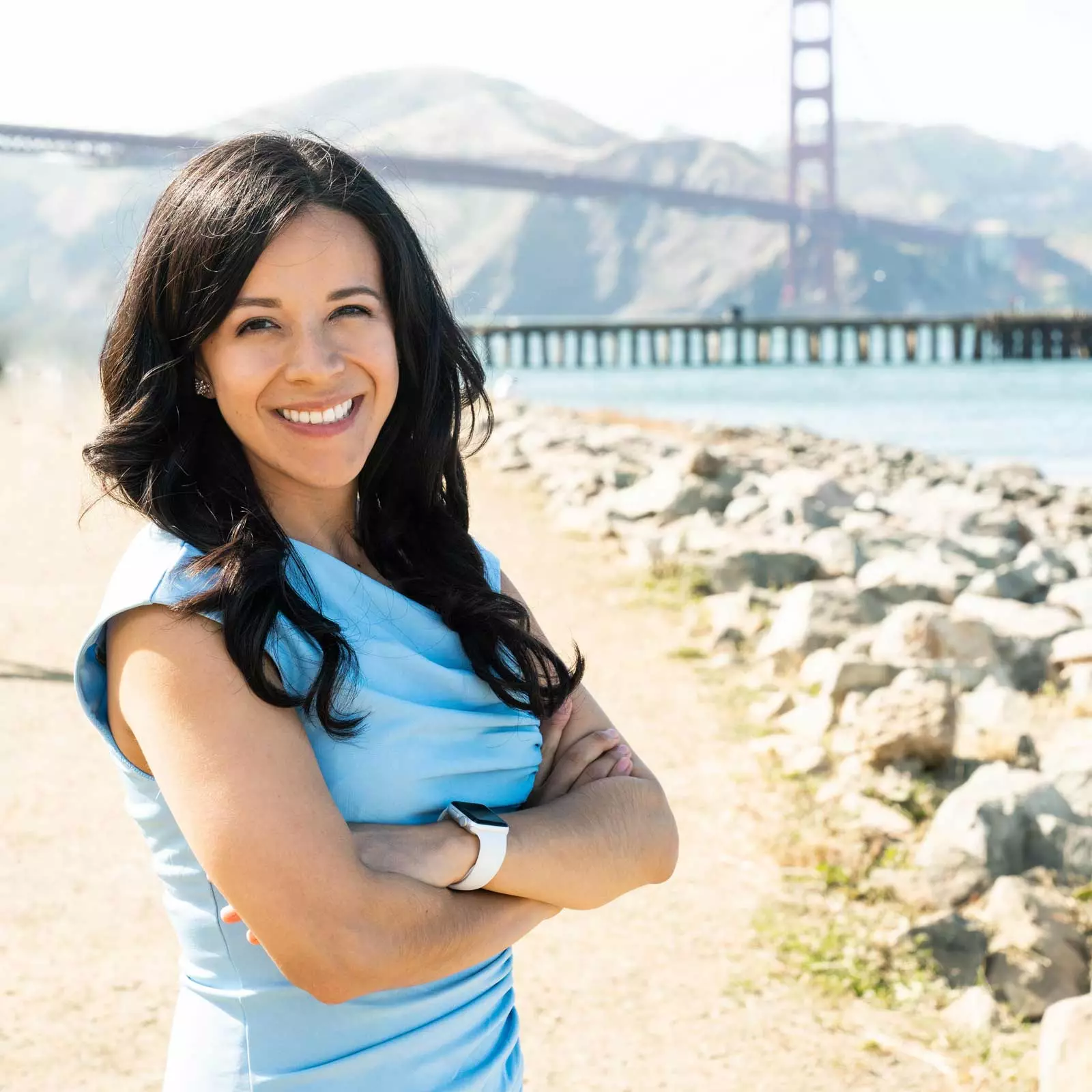 Retrato de Daniela Fernandez em frente à ponte Golden Gate