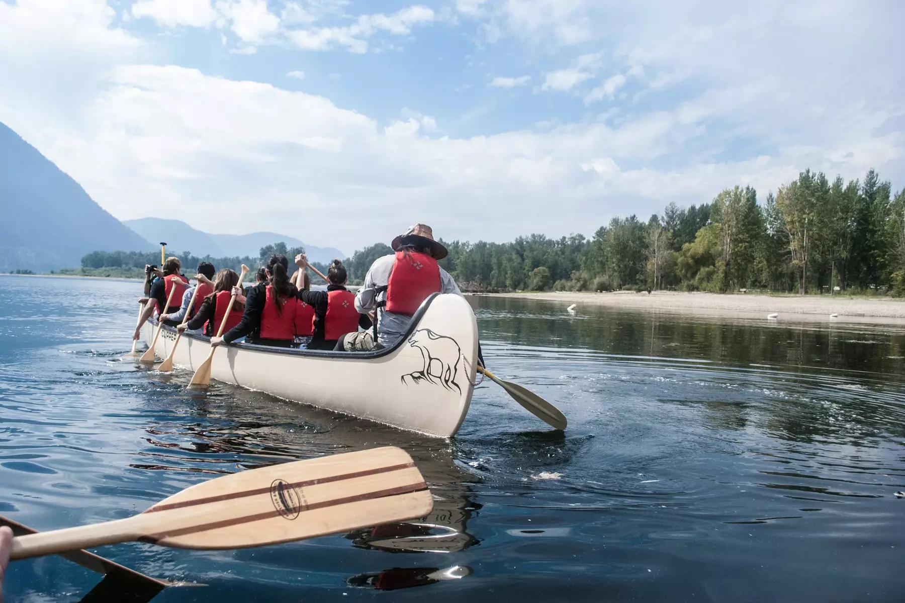 Gruppe von Jugendlichen, die zusammen Kanu fahren - Mokassin-Pfade, Kamloops BC