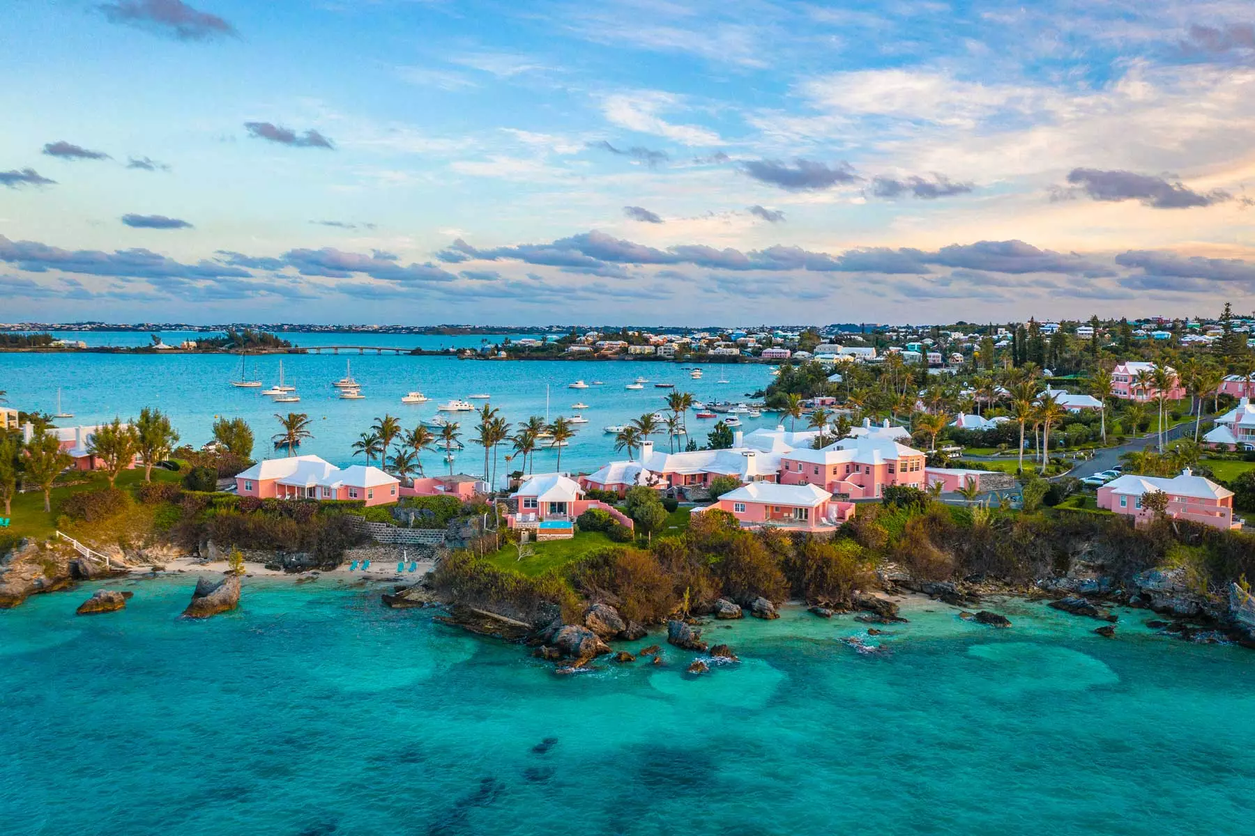 Un grup d'edificis de color rosa a l'illa de les Bermudes