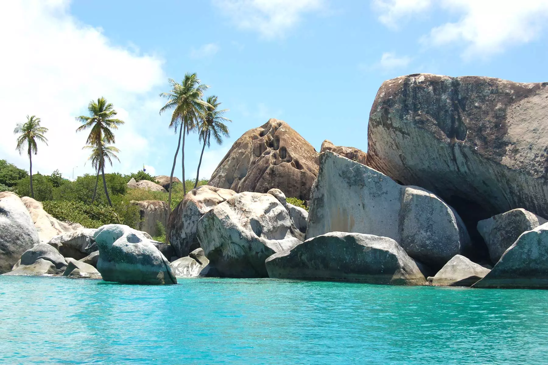 Felsbrocken und blaues Wasser in The Baths, in Virgin Gorda