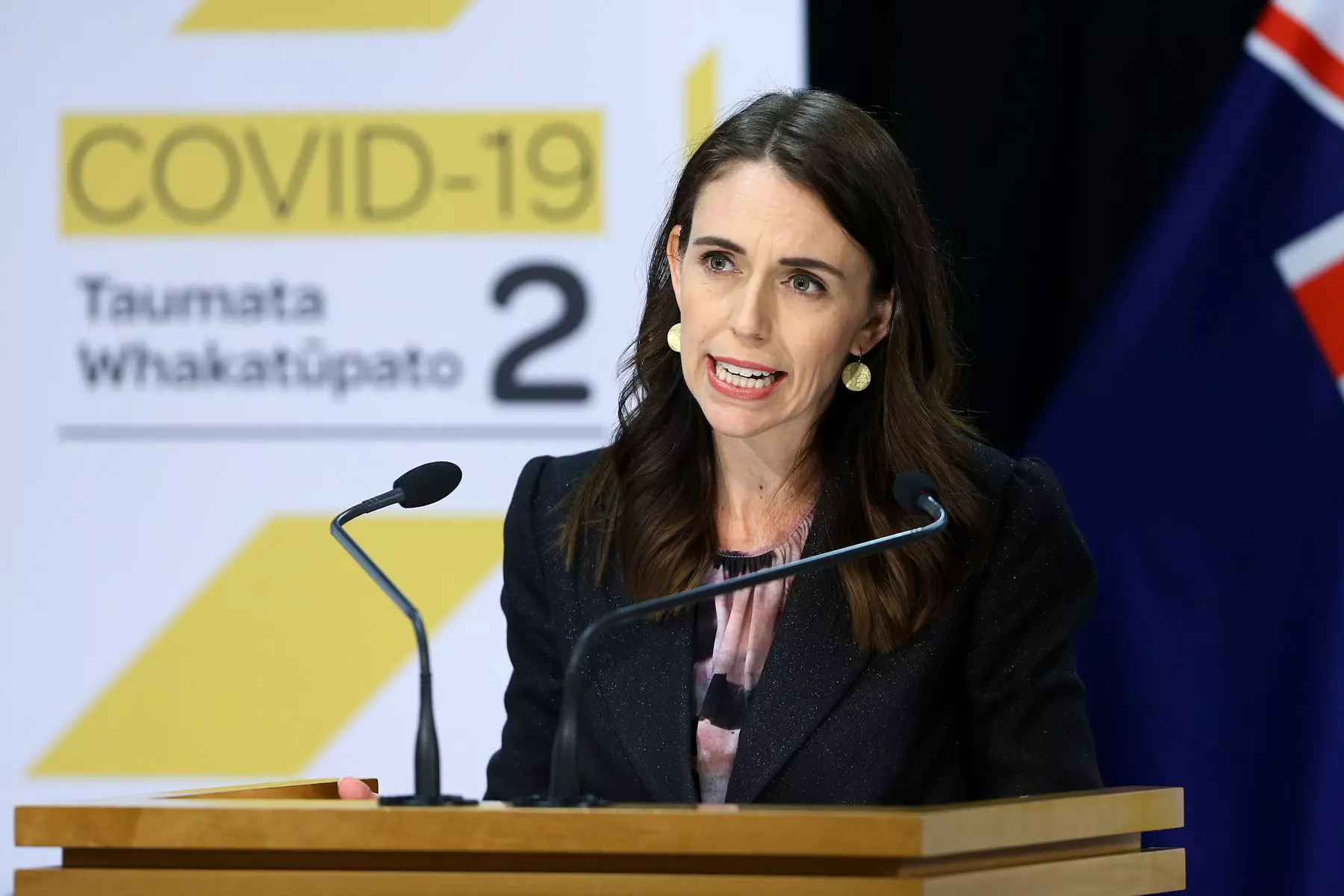 Jacinda Adern govori za govornicom