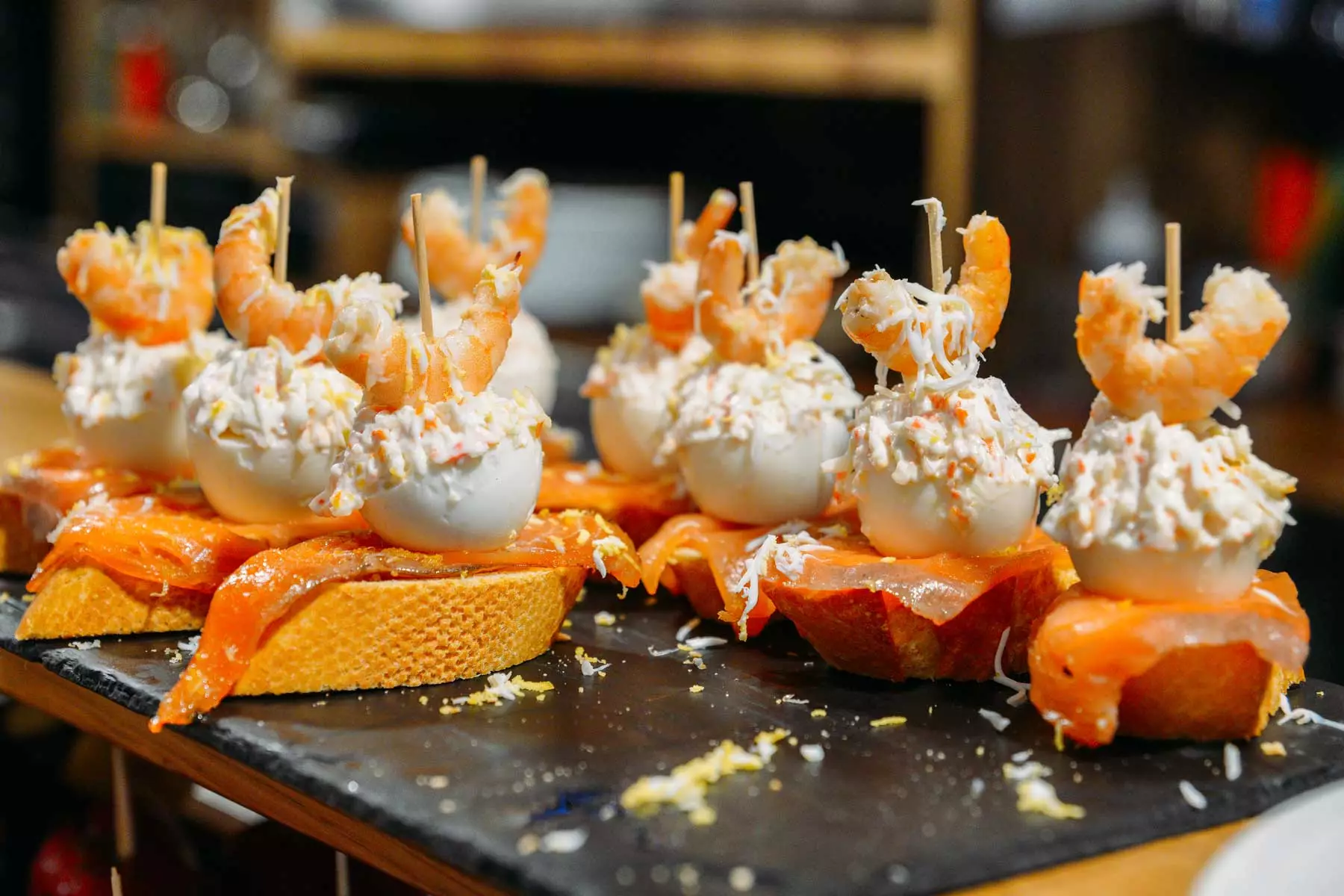 Tapas spagnole chiamate pintxos dei Paesi Baschi servite al bancone di un bar in un ristorante a San Sebastian, in Spagna