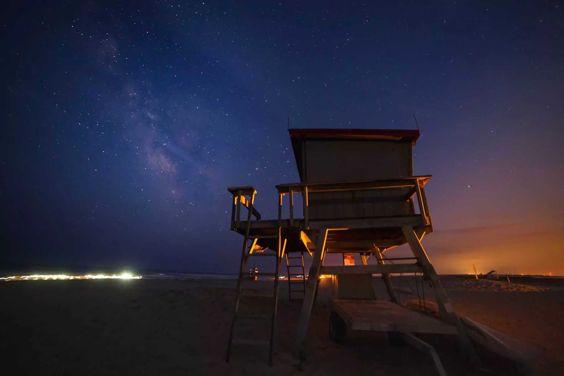 La Voie lactée s'élève au-dessus de la plage d'Assateague Island, en Virginie, très tôt un soir d'été. Le ciel sombre sur le National Seashore offre de grandes opportunités d'observation des étoiles.