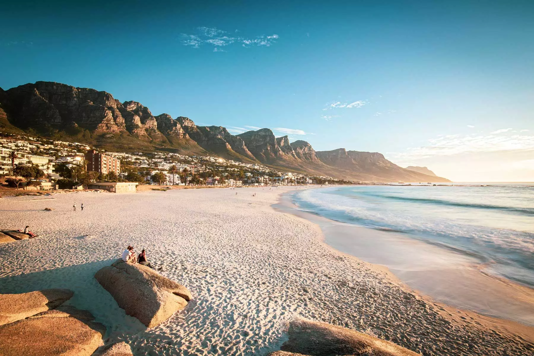 Jereo ny Camps Bay sy ny Apôstôly Roambinifolo (Table Mountain) amin'ny filentehan'ny masoandro.