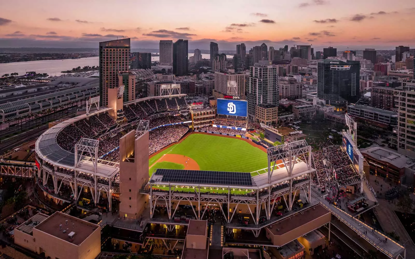 Flygfoto över Petco Park i San Diego där professionell baseball spelas