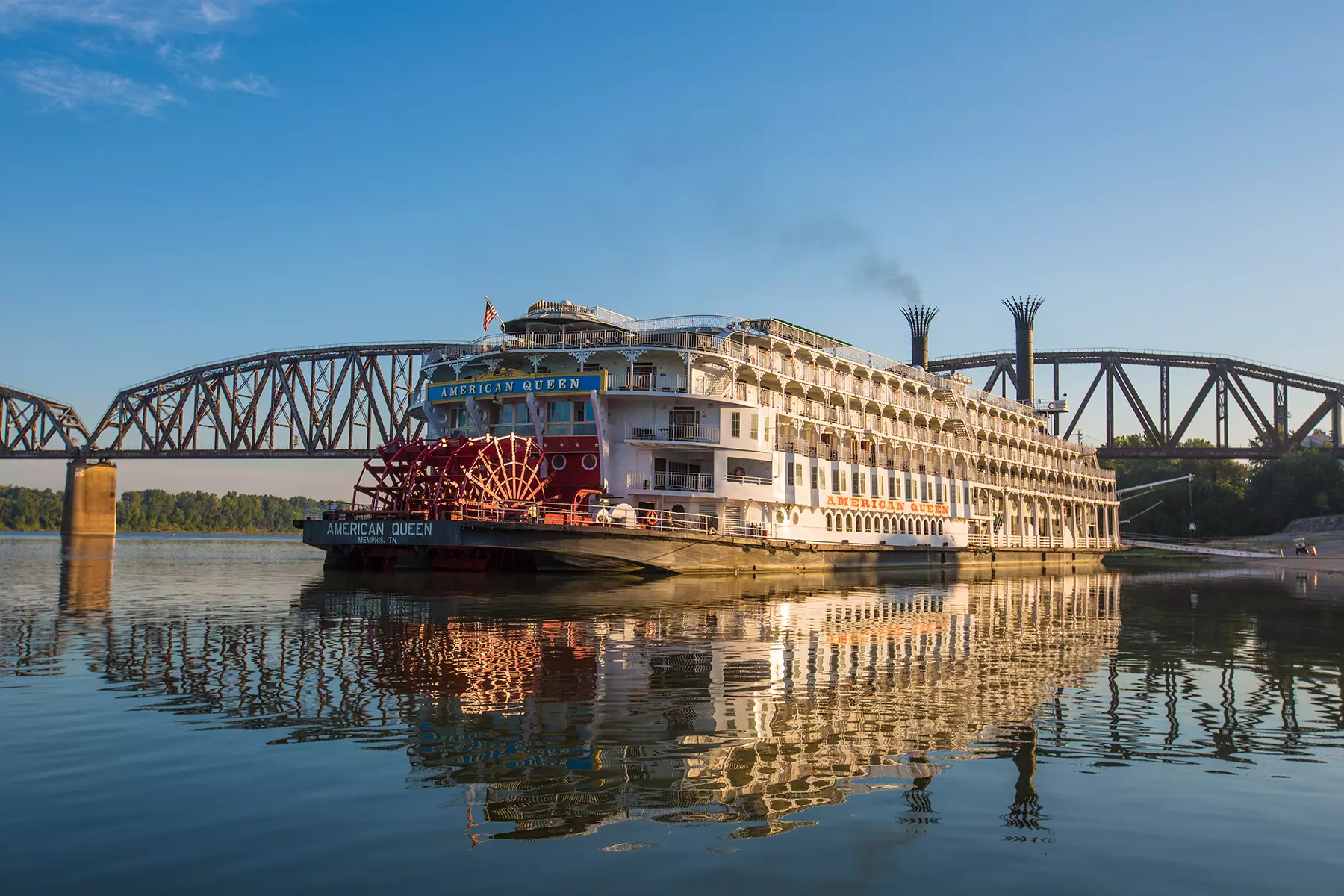 Amérika Ratu Kapal bade handapeun sasak di Cincinnati