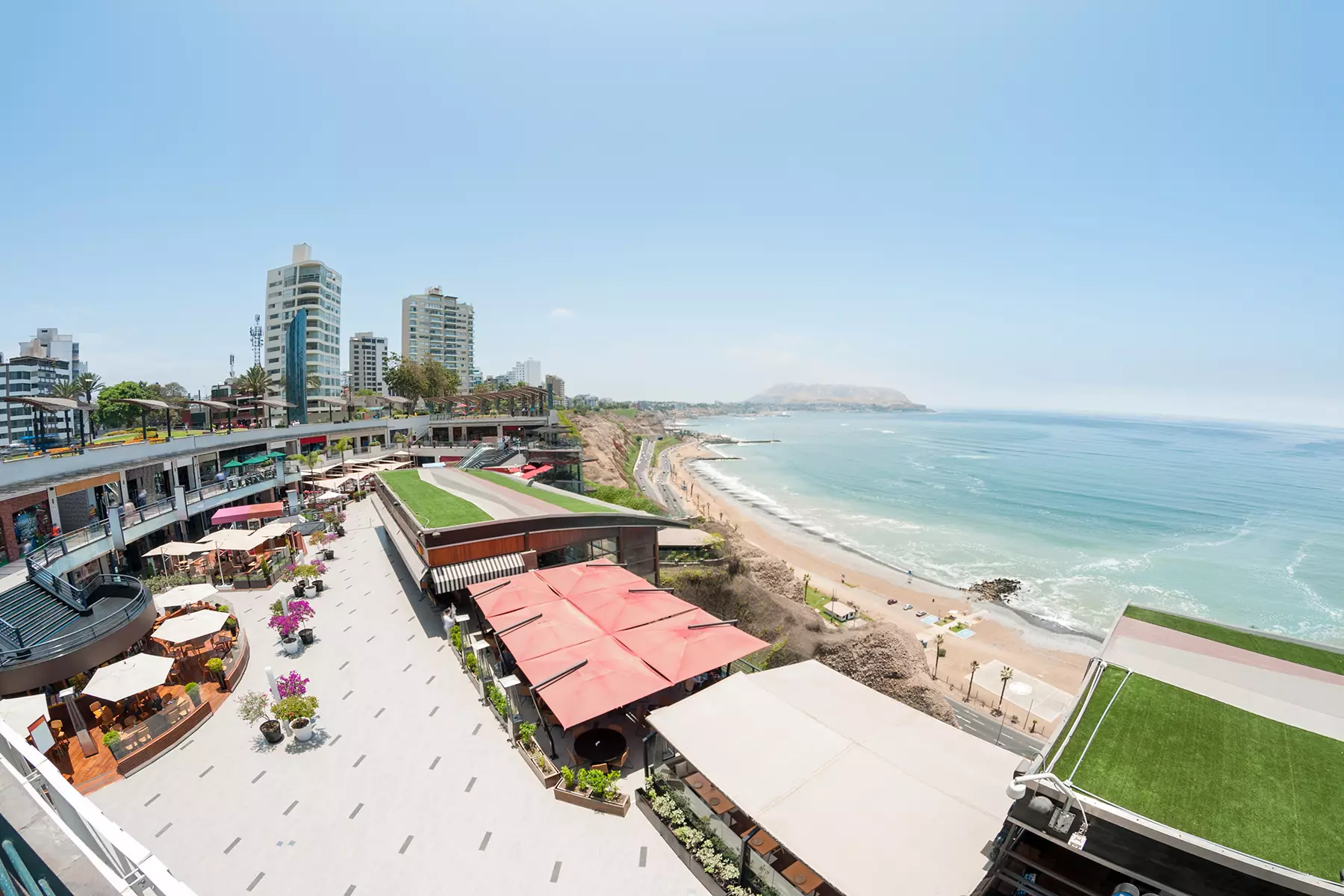 Une vue sur le centre commercial Larcomar à Miraflores, Lima, Pérou