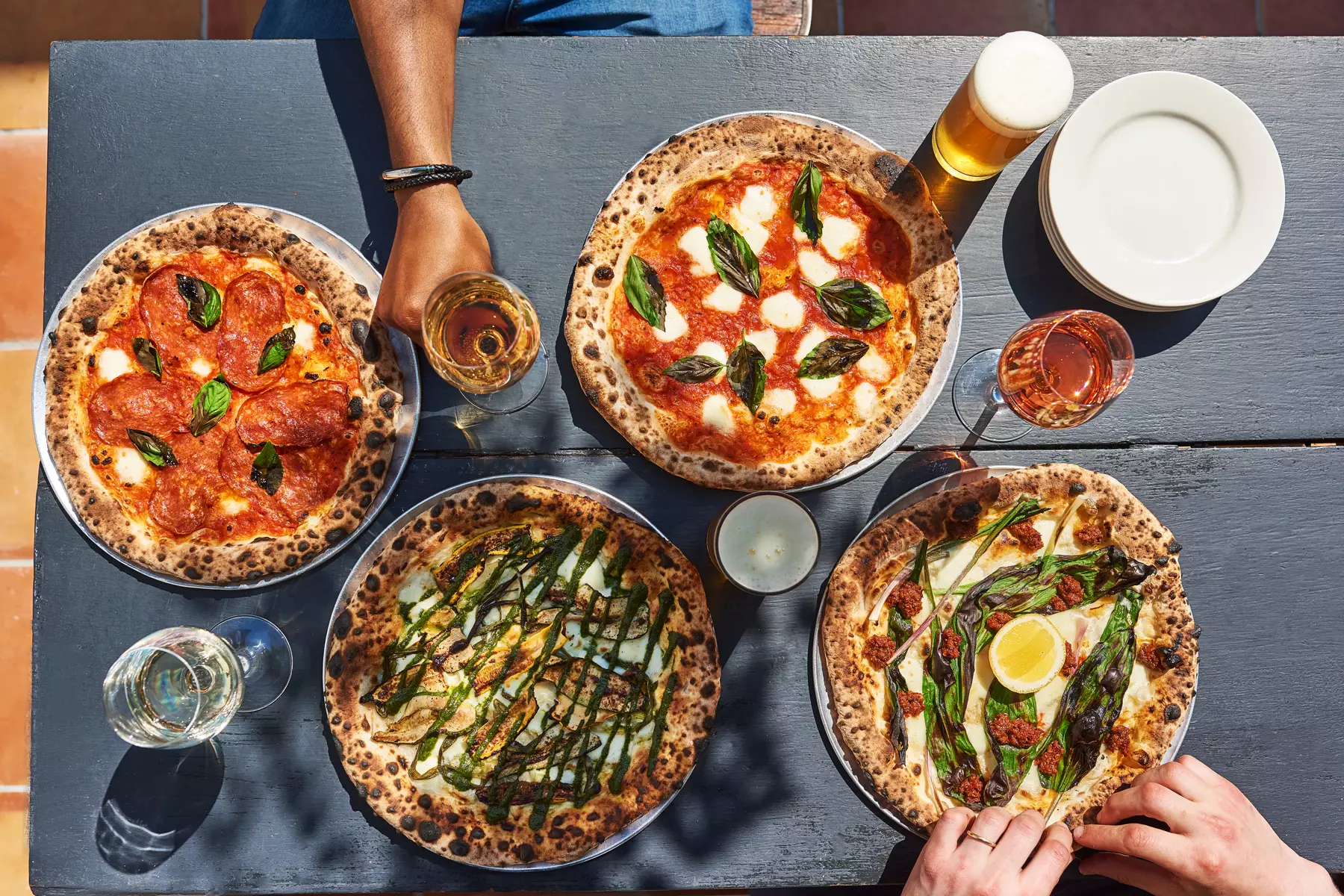 Vista aérea de 4 pizzas en Santa Panza