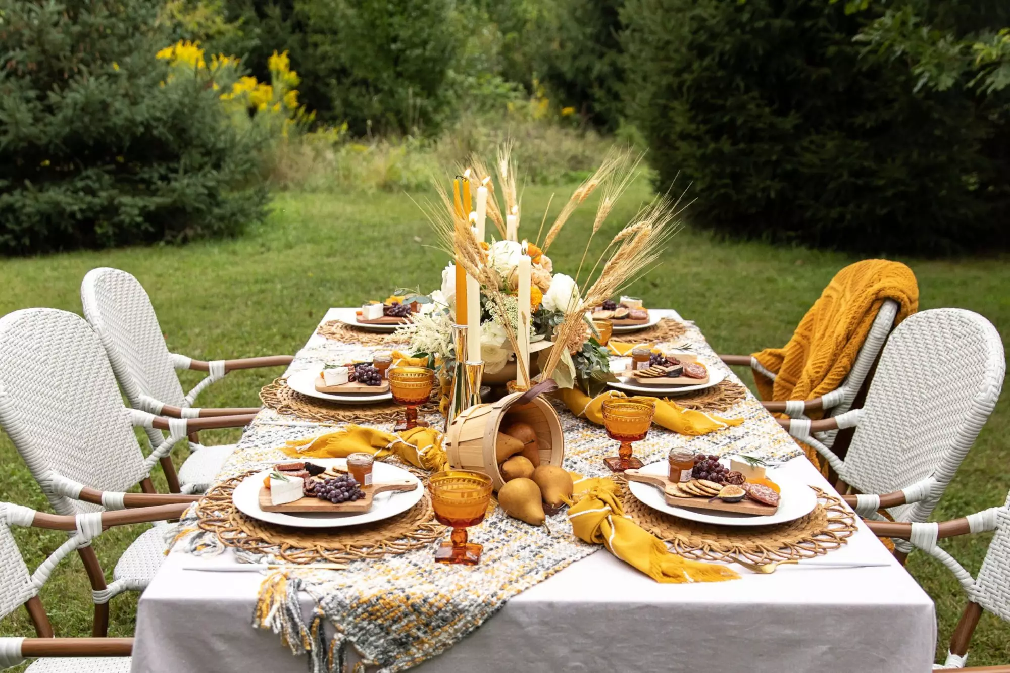 cena de acción de gracias al aire libre tablescape