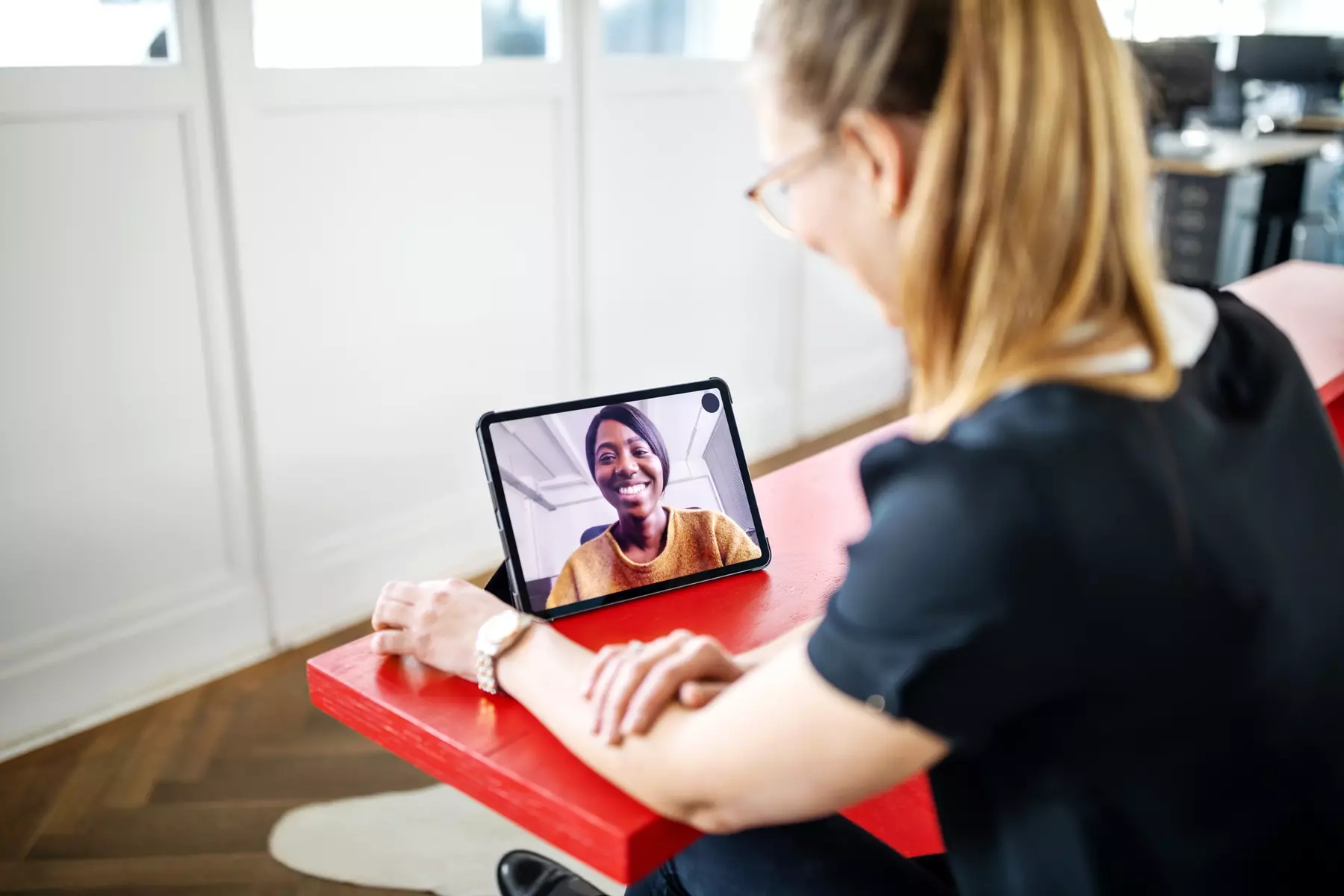 Deux femmes professionnelles se rencontrent par appel vidéo virtuel