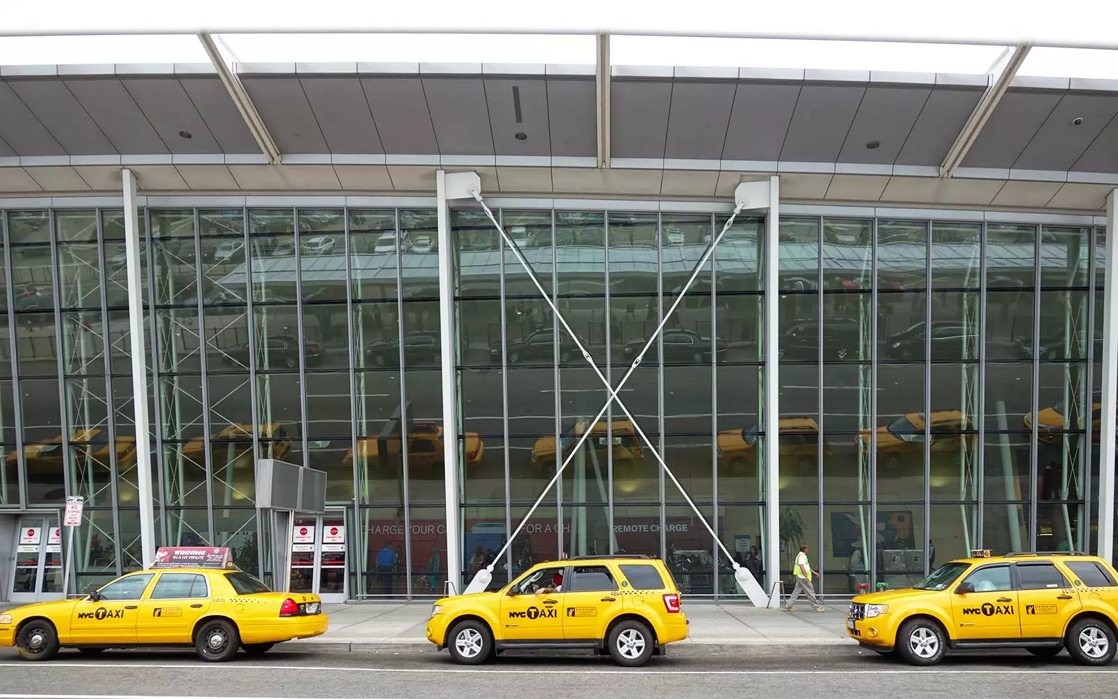 Nyu-Yorkdagi JFK aeroportiga taksilar keladi