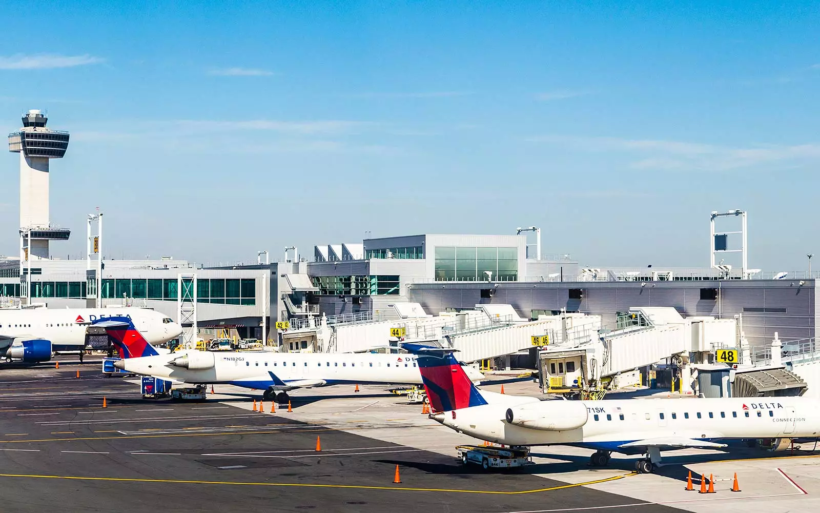 Terminal 4 Delta samolyotlari Nyu-Yorkdagi JFK aeroporti