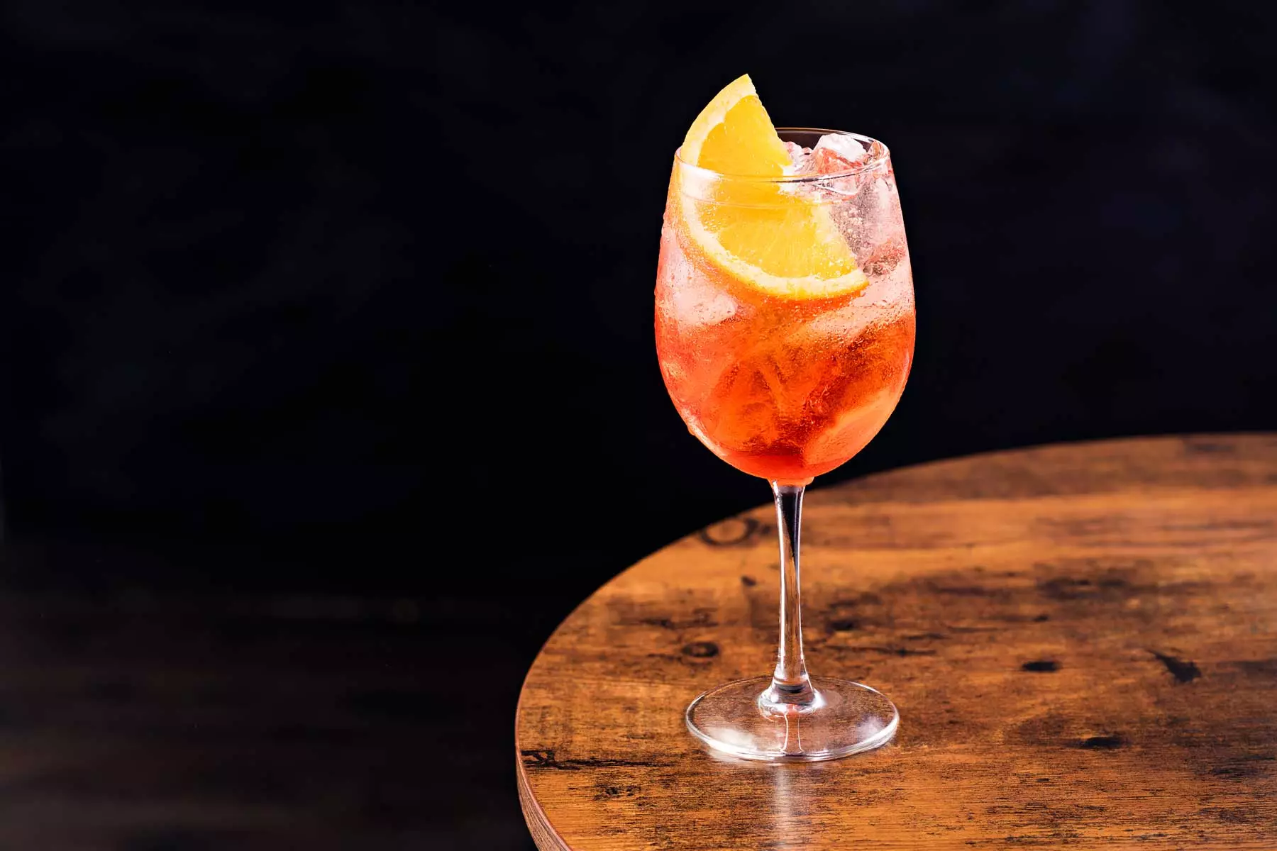 Алкогольді Aperol Spritz коктейлі