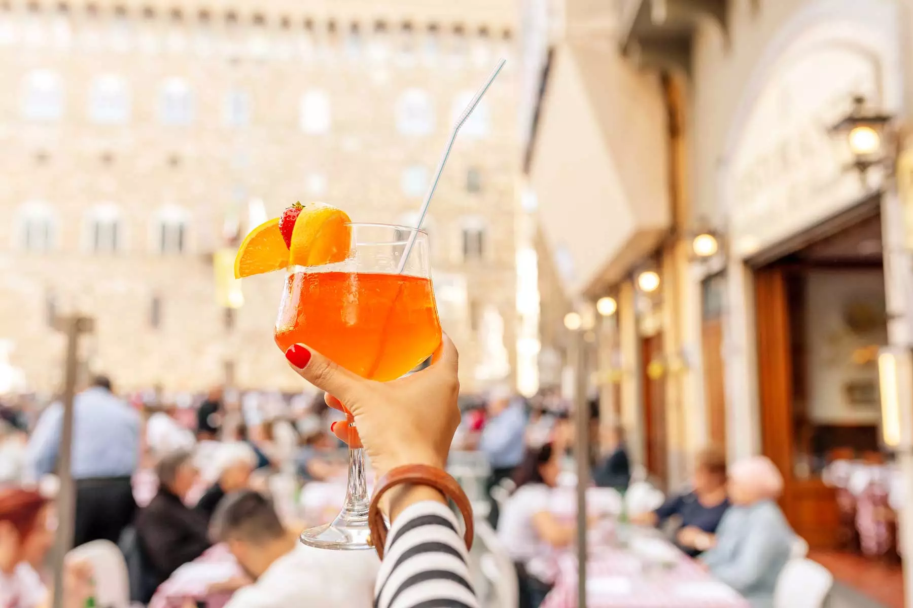 Aperol spritz کاک ٹیل سنتری اور اسٹرابیری سے سجا ہوا ہے۔