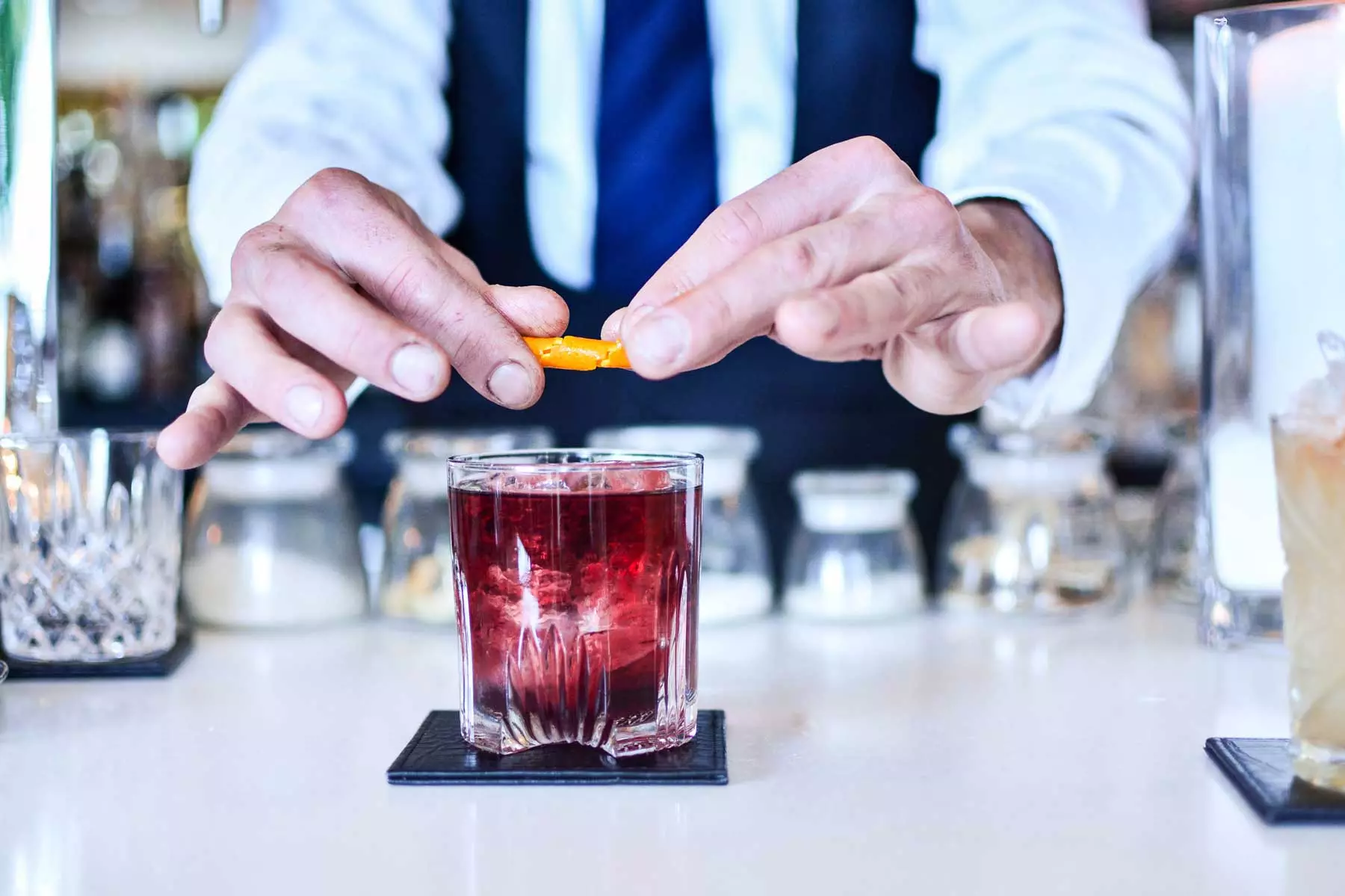 Bartender Restoranda Negroni taýýarlaýar