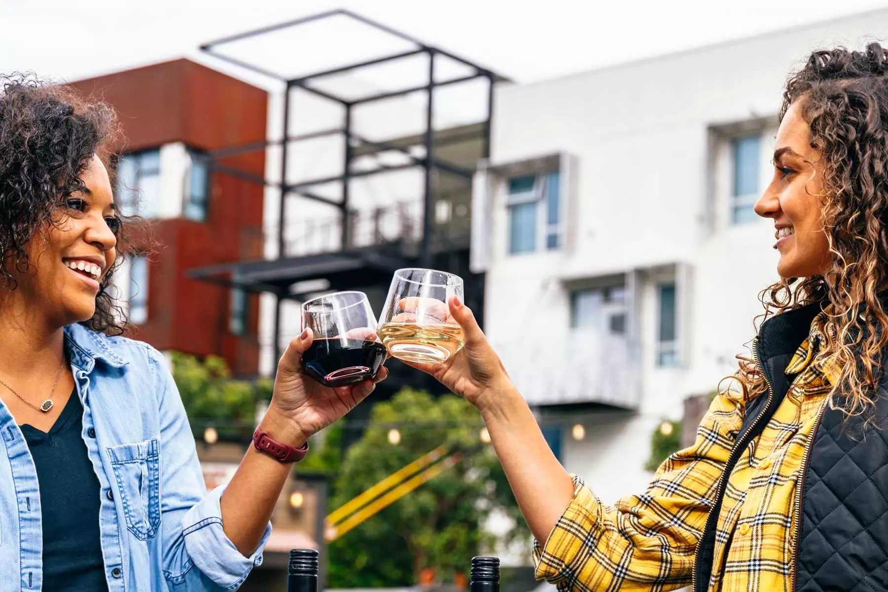 Femmes appréciant le vin