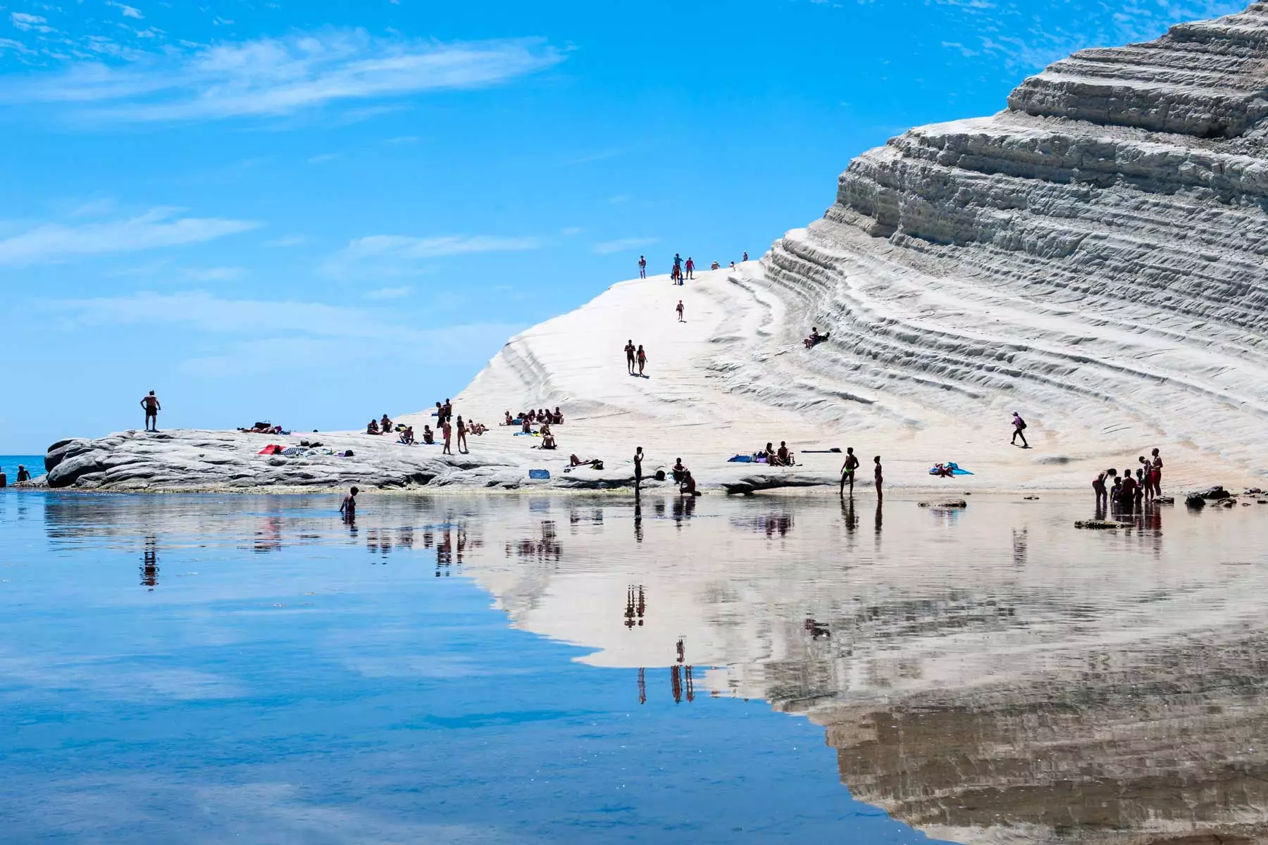 Tukang roti matahari di Scala dei Turchi, atau Stairs of the Turks, di Realmonte, selatan Sicily, Itali.