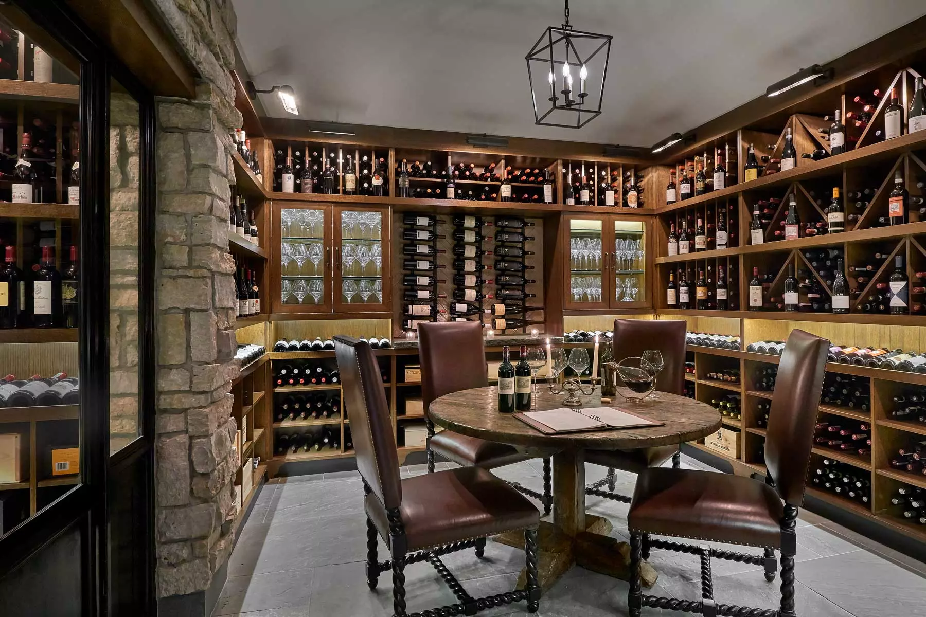 Ang pribadong wine cellar sa Deer Path Inn, ay bumoto sa isa sa mga nangungunang resort sa United States